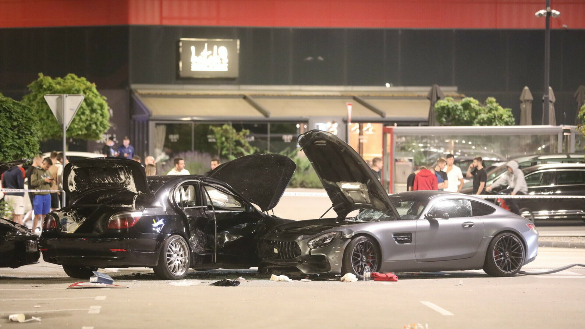 Stravično divljanje suludog vozača u Zagrebu: Driftao na parkingu pa se zabio u ljude. Više je ...