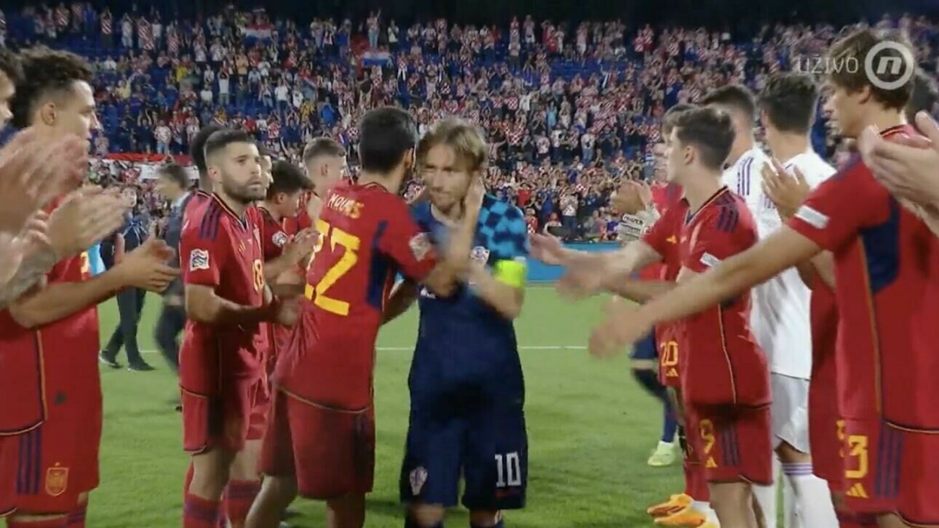 VIDEO Modrić poveo momčad po medalje kroz Španjolce koji su mu odali počast