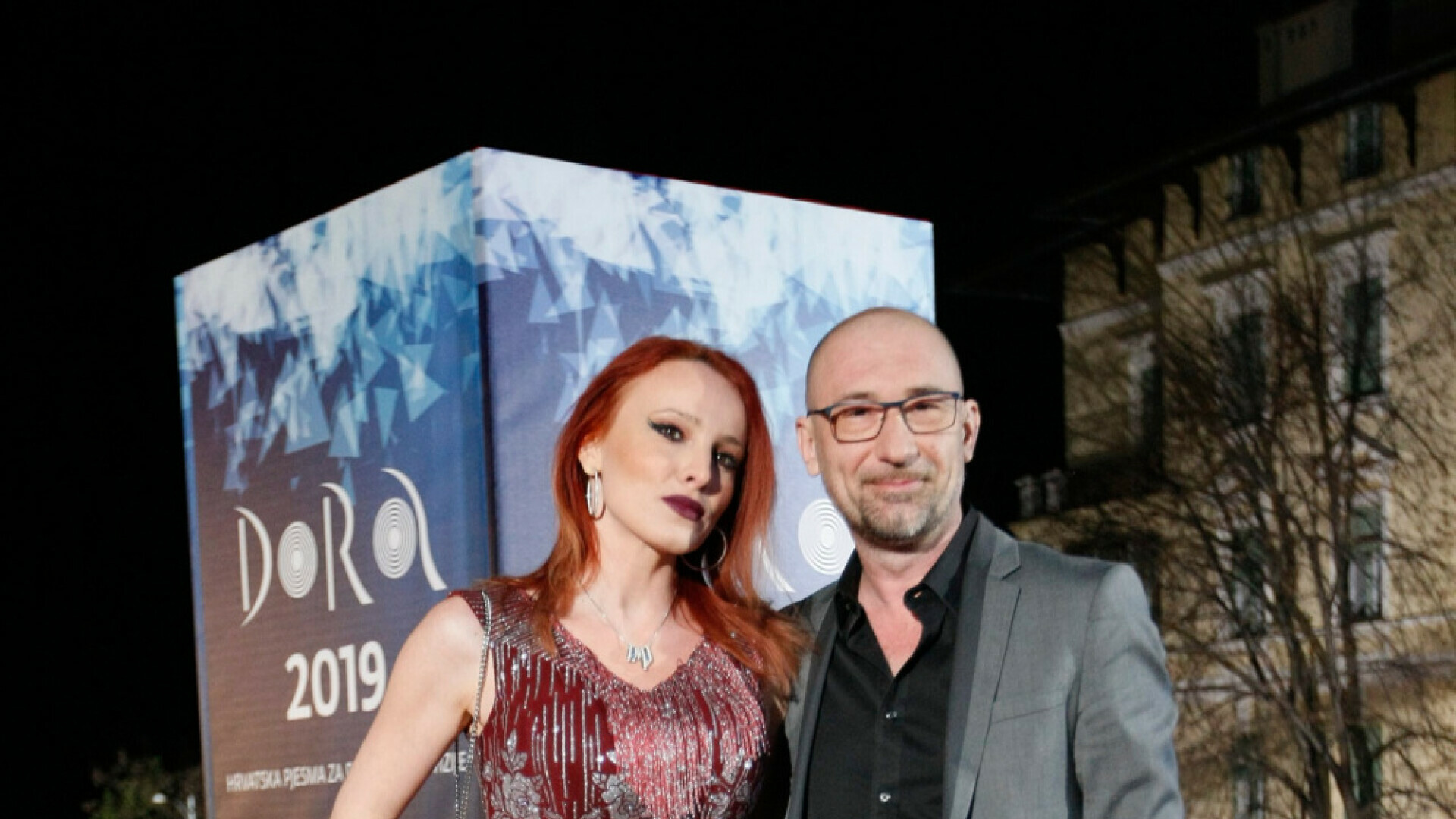 Atraktivna supruga osnivača Colonije mamila je uzdahe u zajedničkom izlasku, a ni on joj se ...