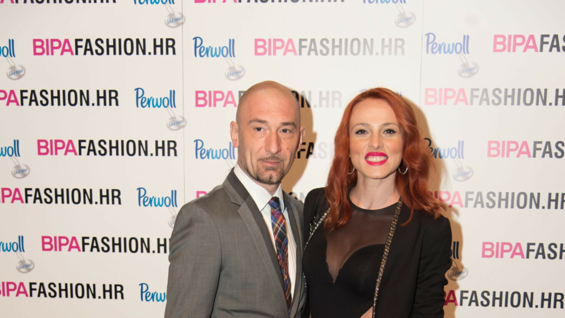 Atraktivna supruga osnivača Colonije mamila je uzdahe u zajedničkom izlasku, a ni on joj se ...