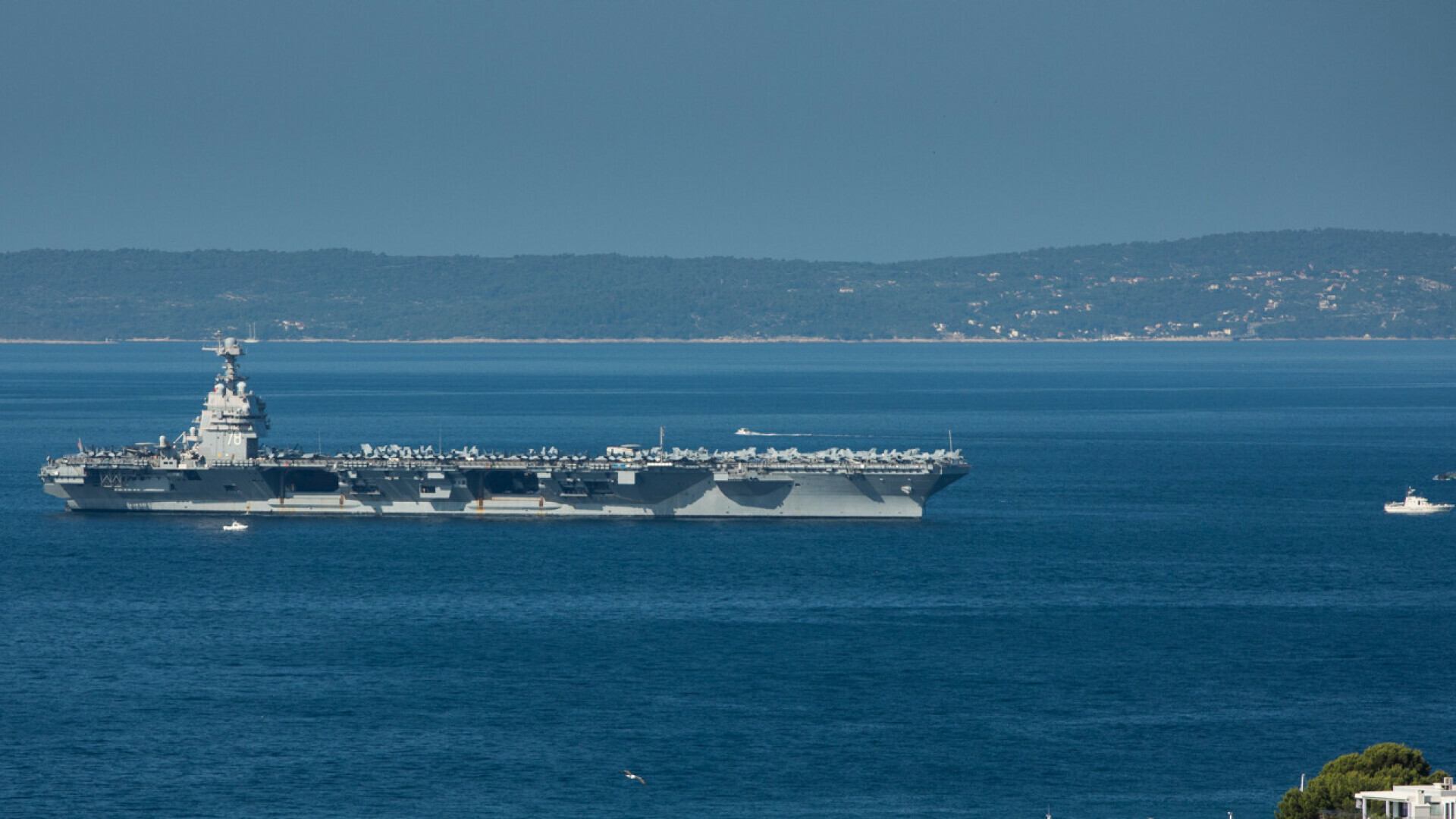 FOTO Najveći nosač zrakoplova na svijetu pred Splitom, pogledajte ...