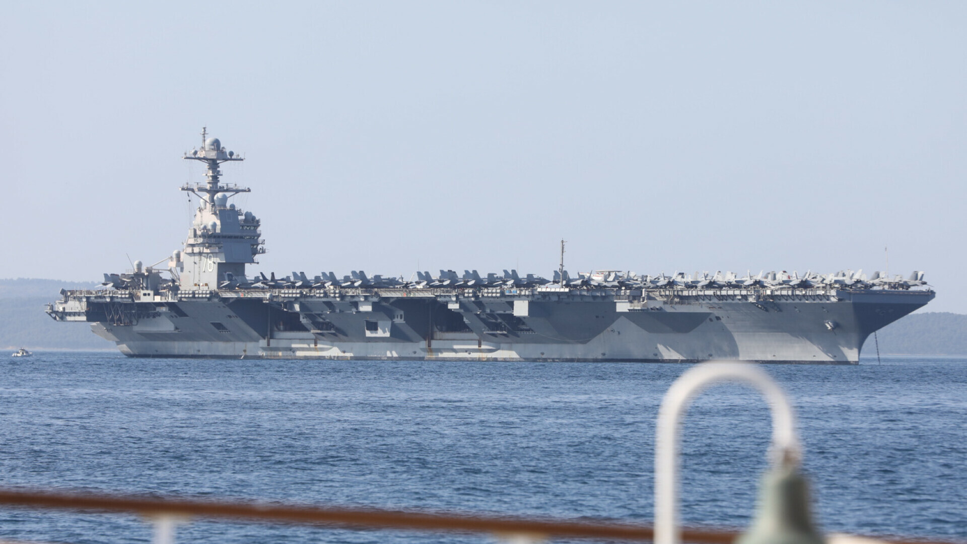 FOTO Najveći nosač zrakoplova na svijetu pred Splitom, pogledajte ...