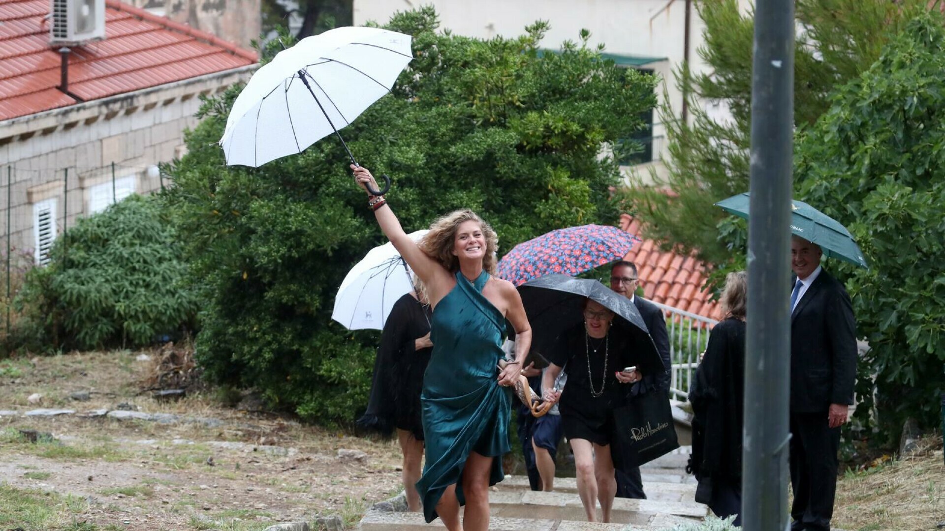 Tko je ljepotica koja je bosa šetala na svadbi godine? Feštala je s ...