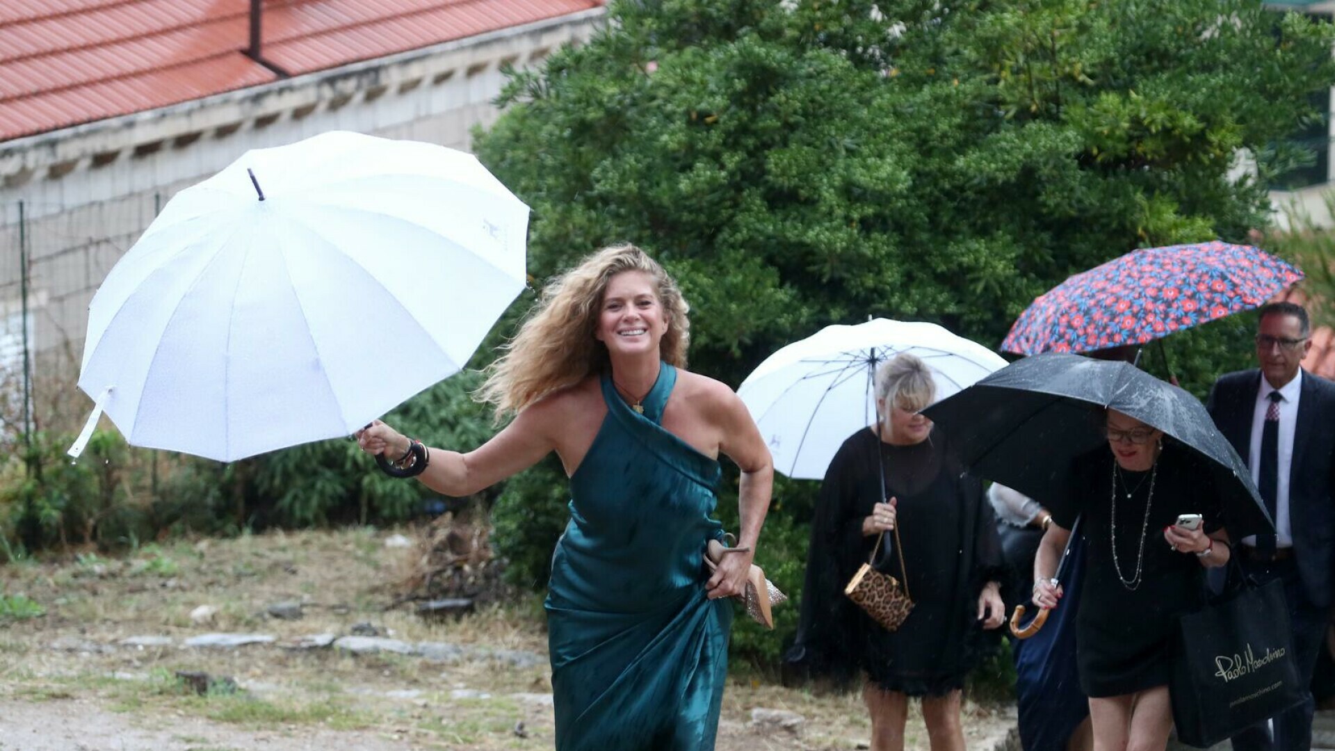 Tko je ljepotica koja je bosa šetala na svadbi godine? Feštala je s ...