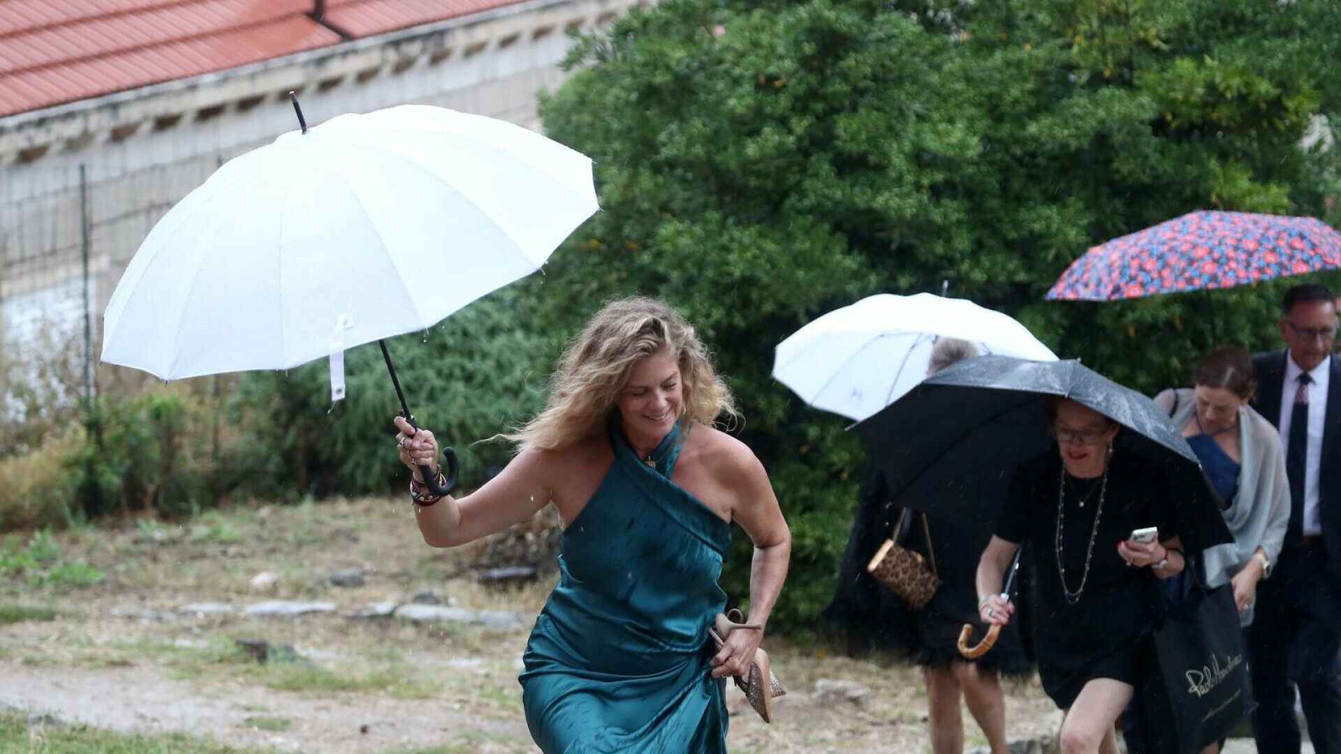 Tko je ljepotica koja je bosa šetala na svadbi godine? Feštala je s ...