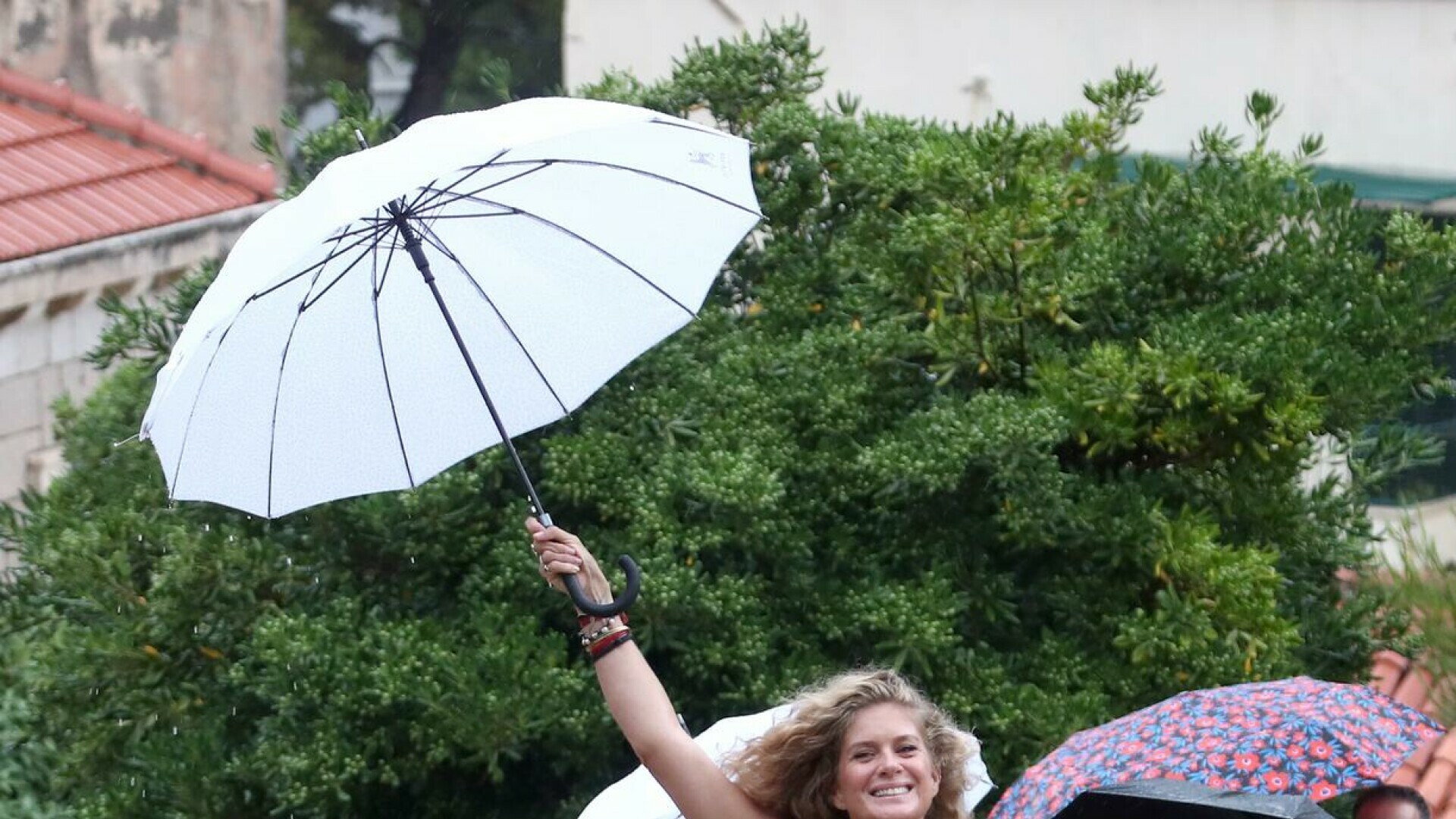 Tko je ljepotica koja je bosa šetala na svadbi godine? Feštala je s ...