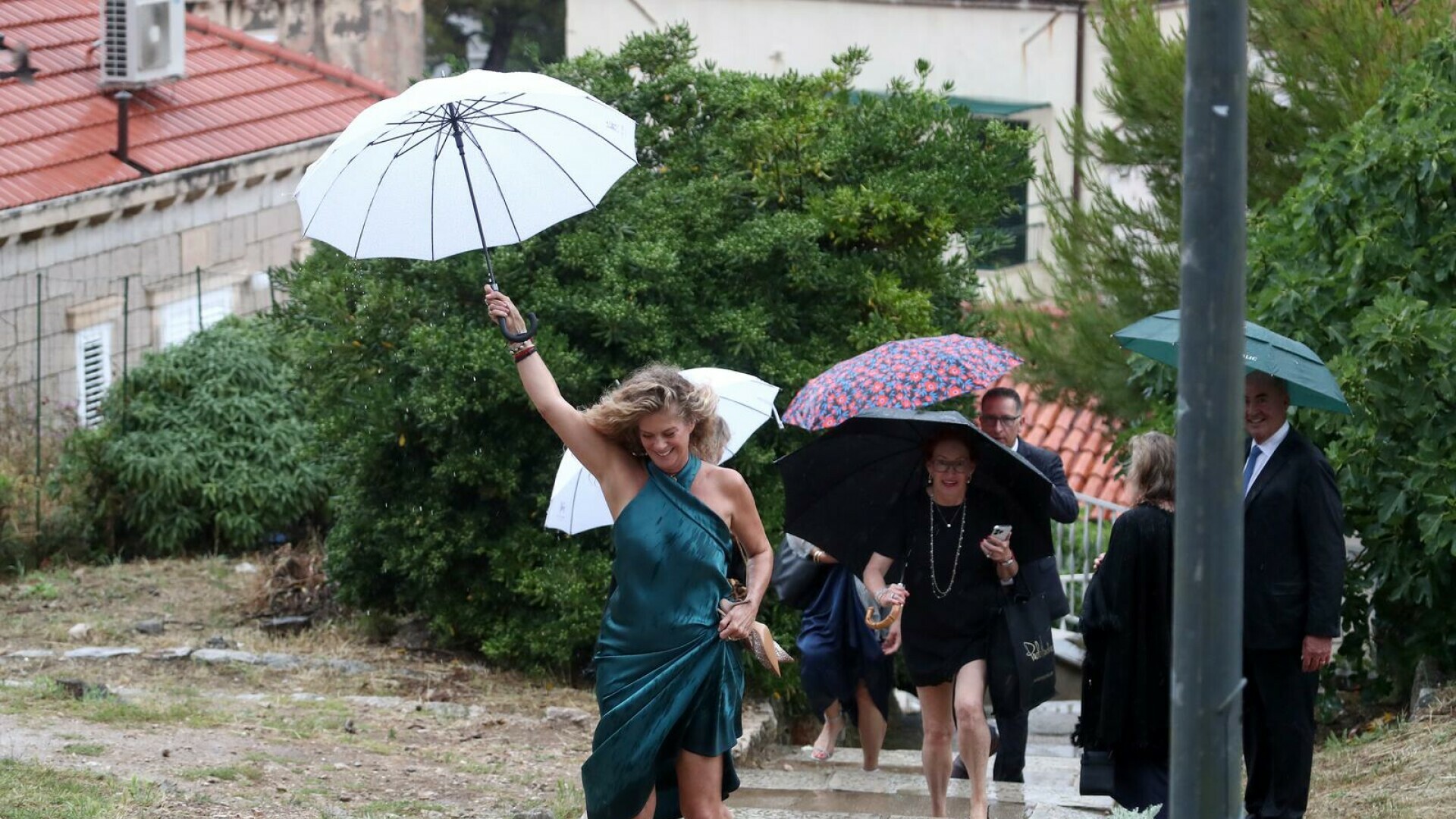 Tko je ljepotica koja je bosa šetala na svadbi godine? Feštala je s ...