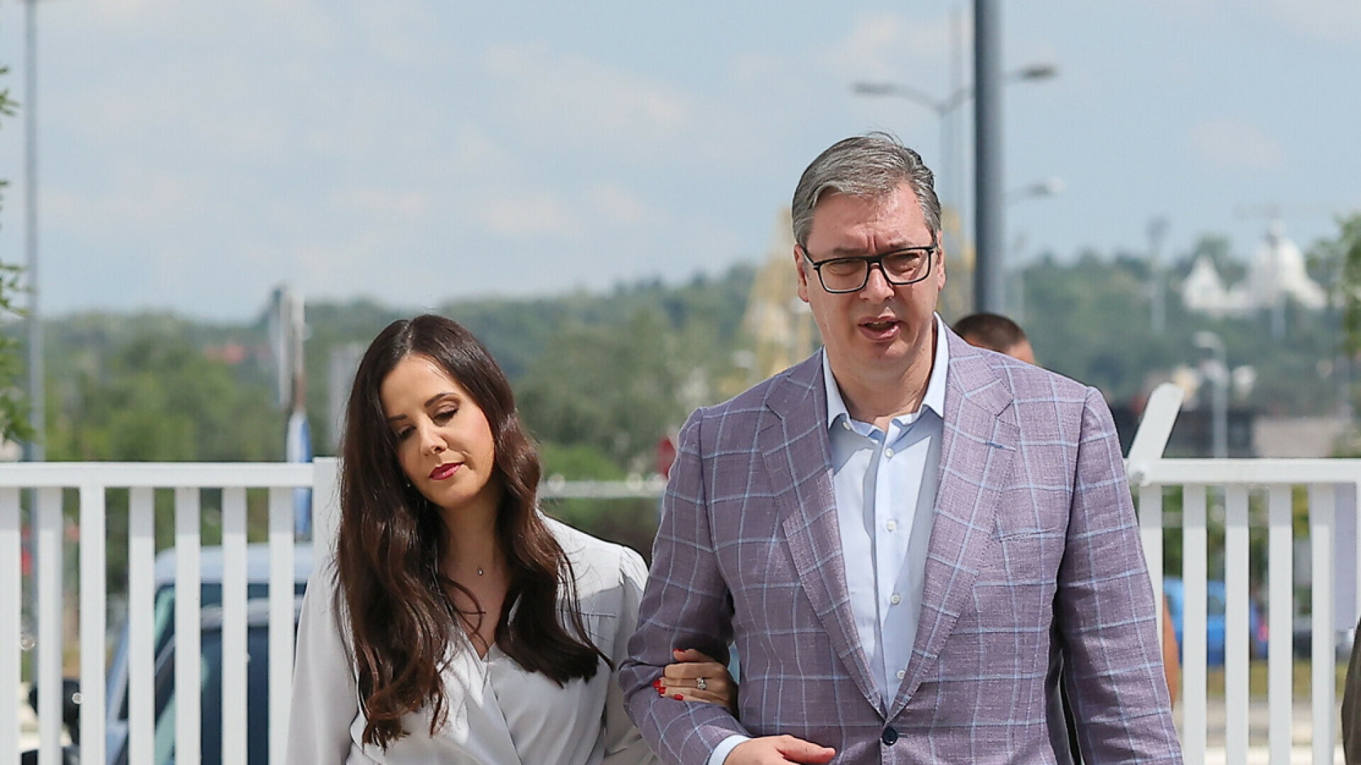 Bračni par Vučić ruku pod ruku stigao je na glasačko mjesto, a prva dama Srbije nosila je ...