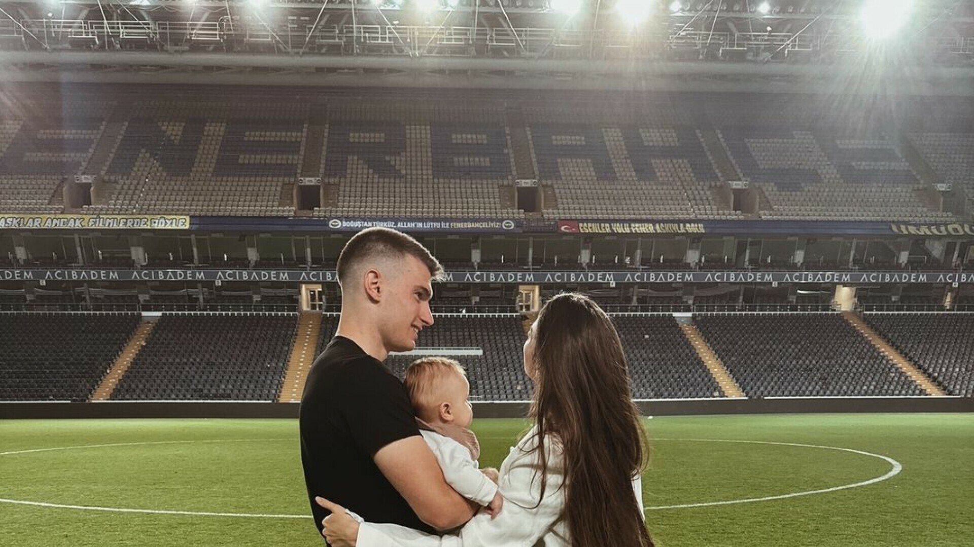 Ova crnkosa dama istaknula se na tribinama u Leipzigu: Majka je našeg ...