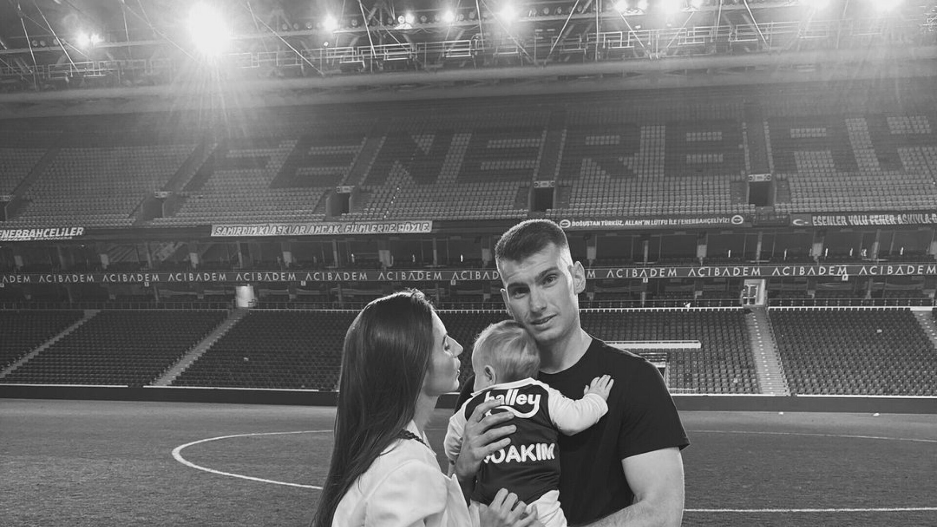 Ova crnkosa dama istaknula se na tribinama u Leipzigu: Majka je našeg ...