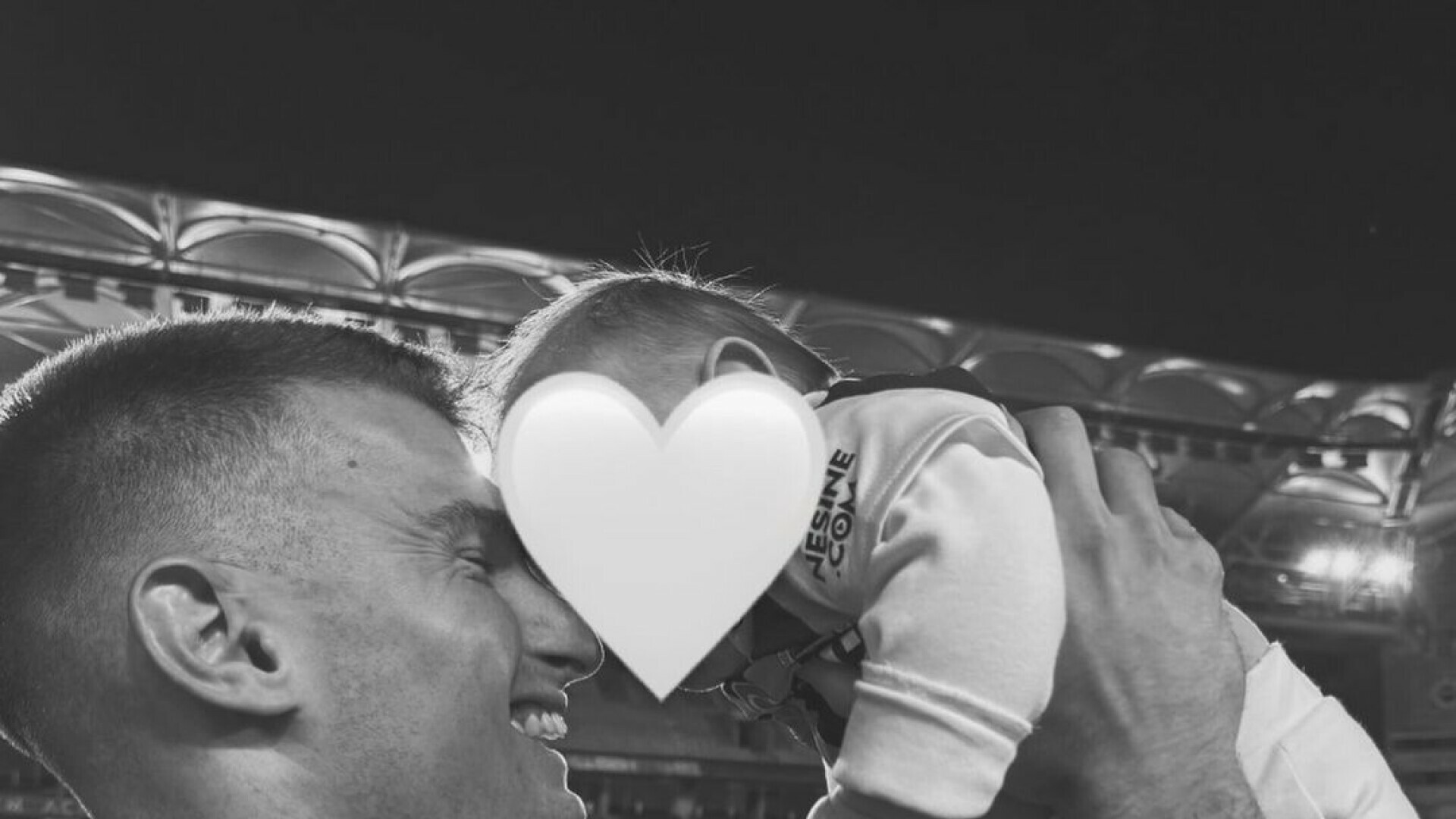 Ova crnkosa dama istaknula se na tribinama u Leipzigu: Majka je našeg ...