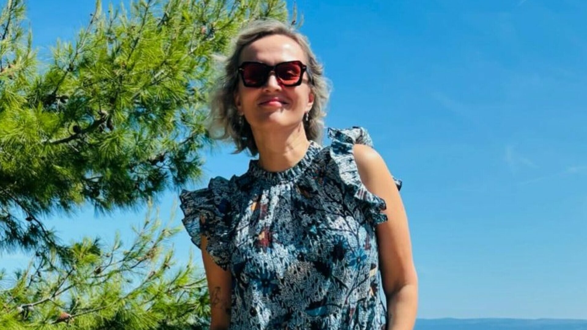 Vanna u haljini koja asocira na morske dubine i štiklama koje žele mnoge žene