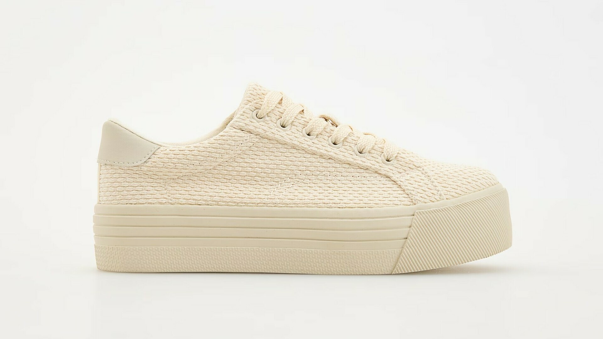 12 modela tenisica za ljeto koje vizualno produžuju noge i cijelu figuru