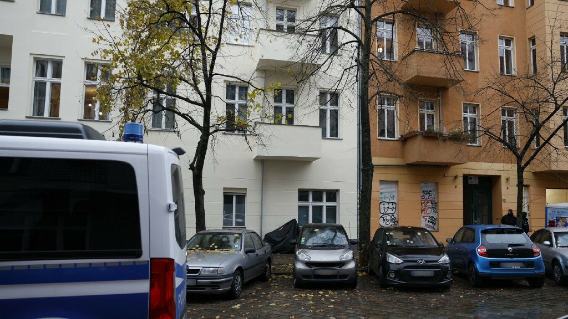 Užas u Berlinu! Majka s trećeg kata u kutiji za mačke bacila kćer