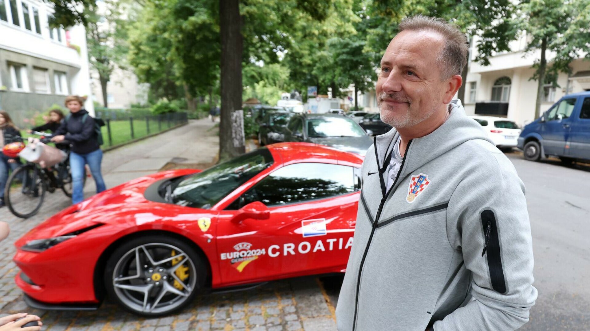 Na berlinskim ulicama pažnju je privukao Ferrari ukrašen hrvatskim ...