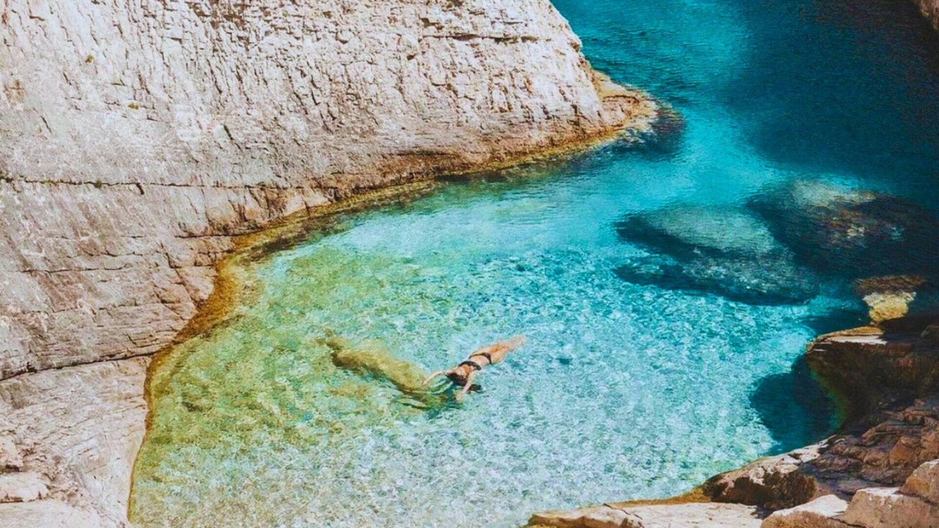 Srcolika stijena i tirkizno more samo su dva razloga zbog kojih je ova ...