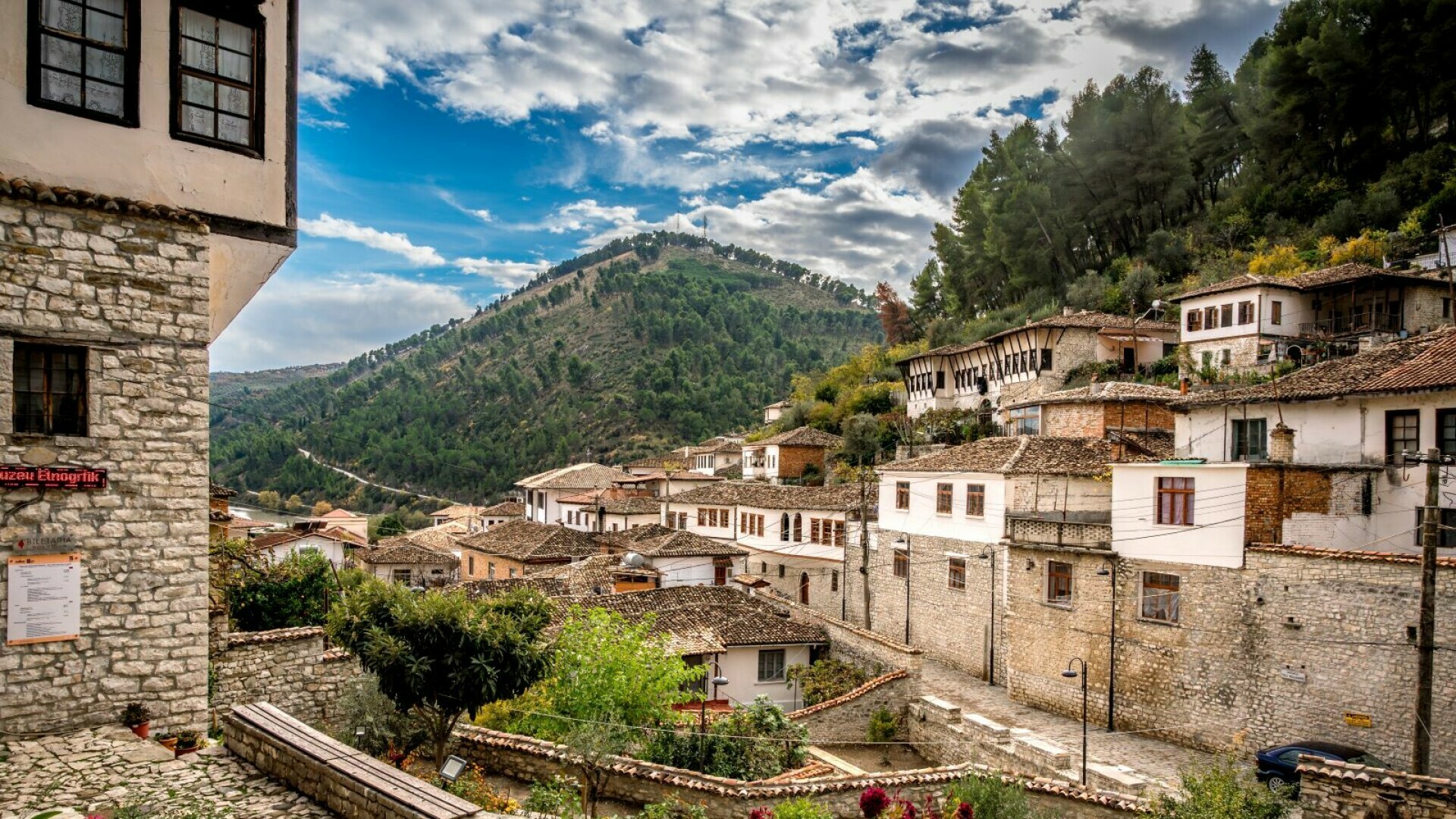 Albanski grad s tisuću prozora: Gostoljubivi šarm brdovitog Balkana ...