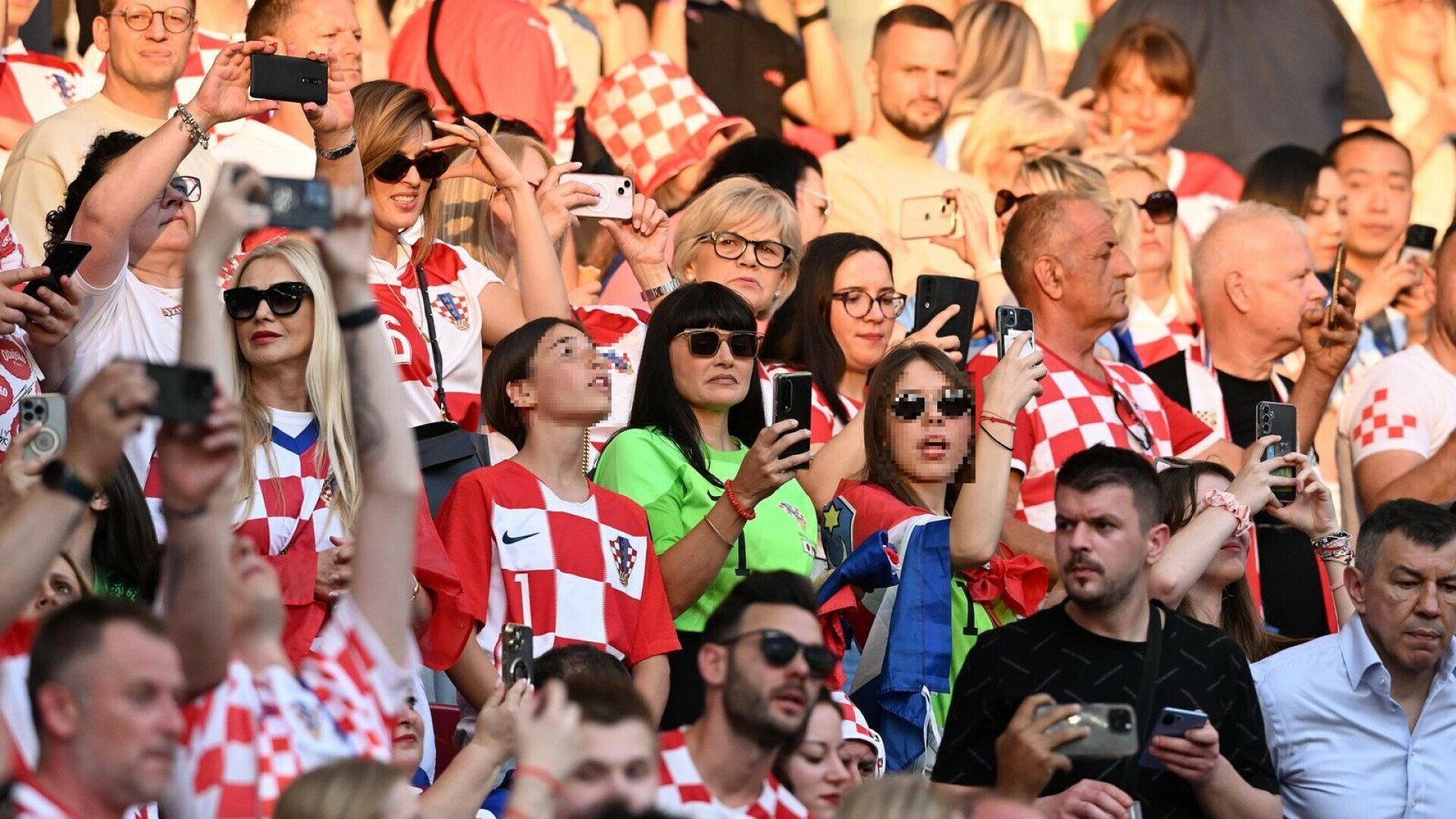 Ova crnkosa dama istaknula se na tribinama u Leipzigu: Majka je našeg ...