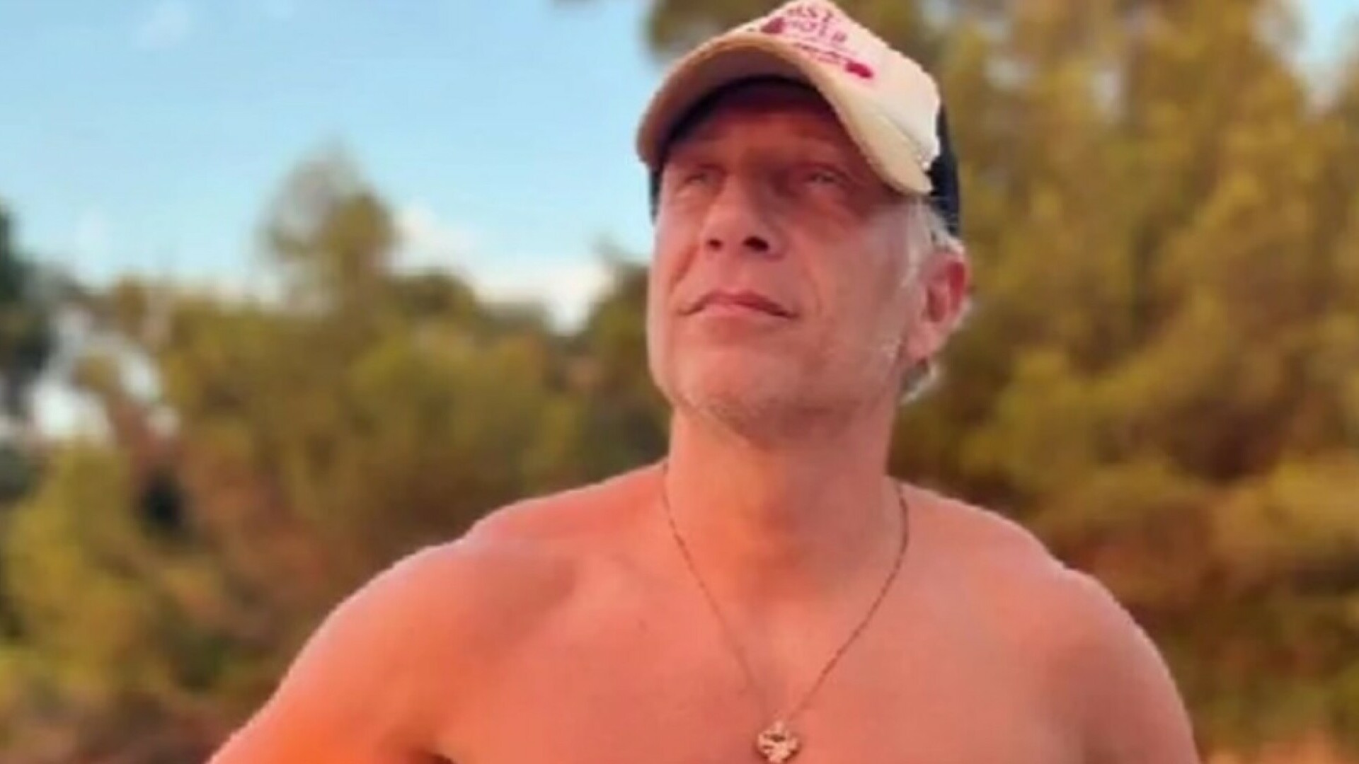 Jedan od najpoznatijih srpskih voditelja skinuo majicu, ekipa ne ...