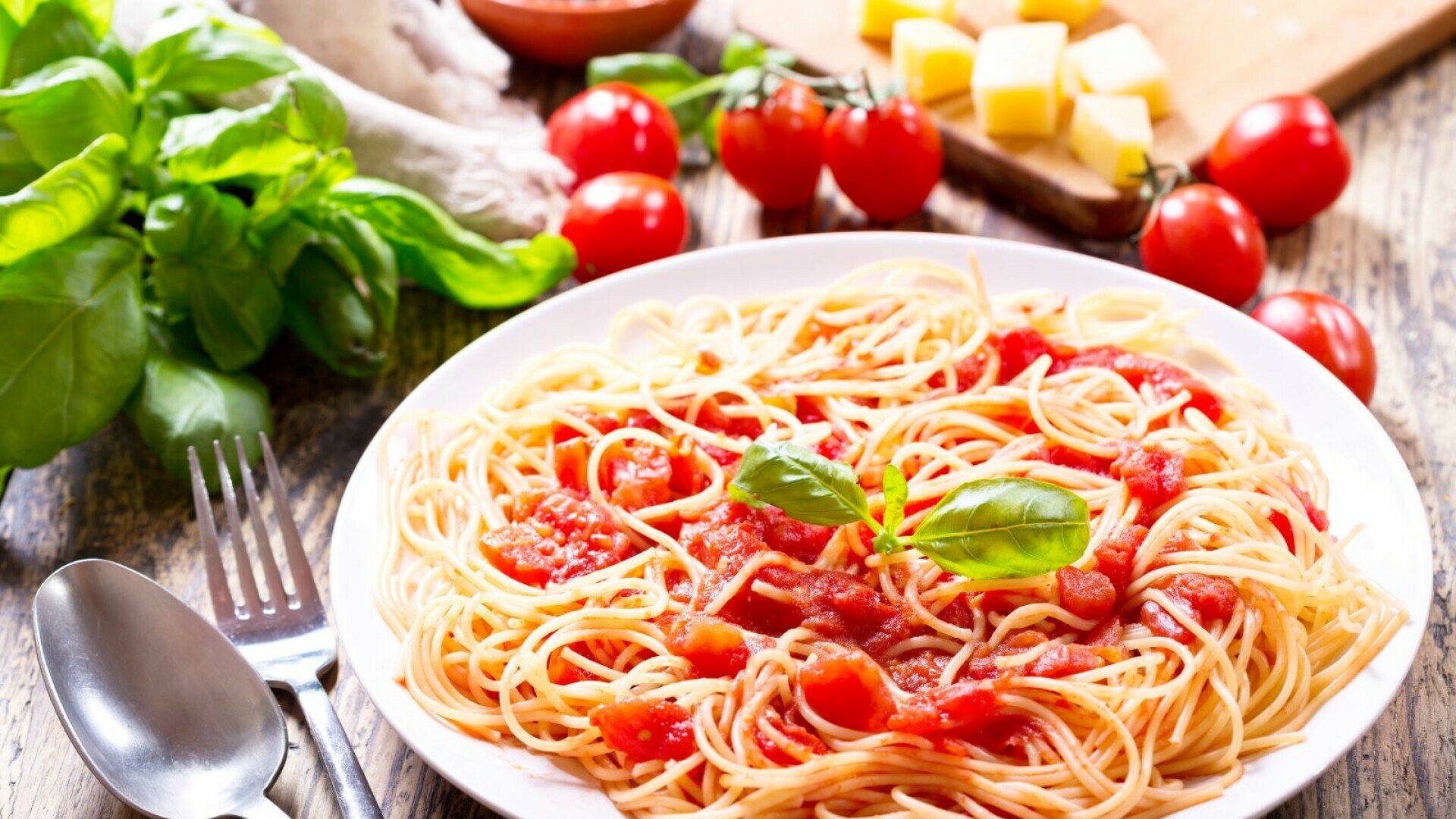 Ljetni recept broj 1: Tjestenina s brzim umakom od rajčica koji se ne kuha