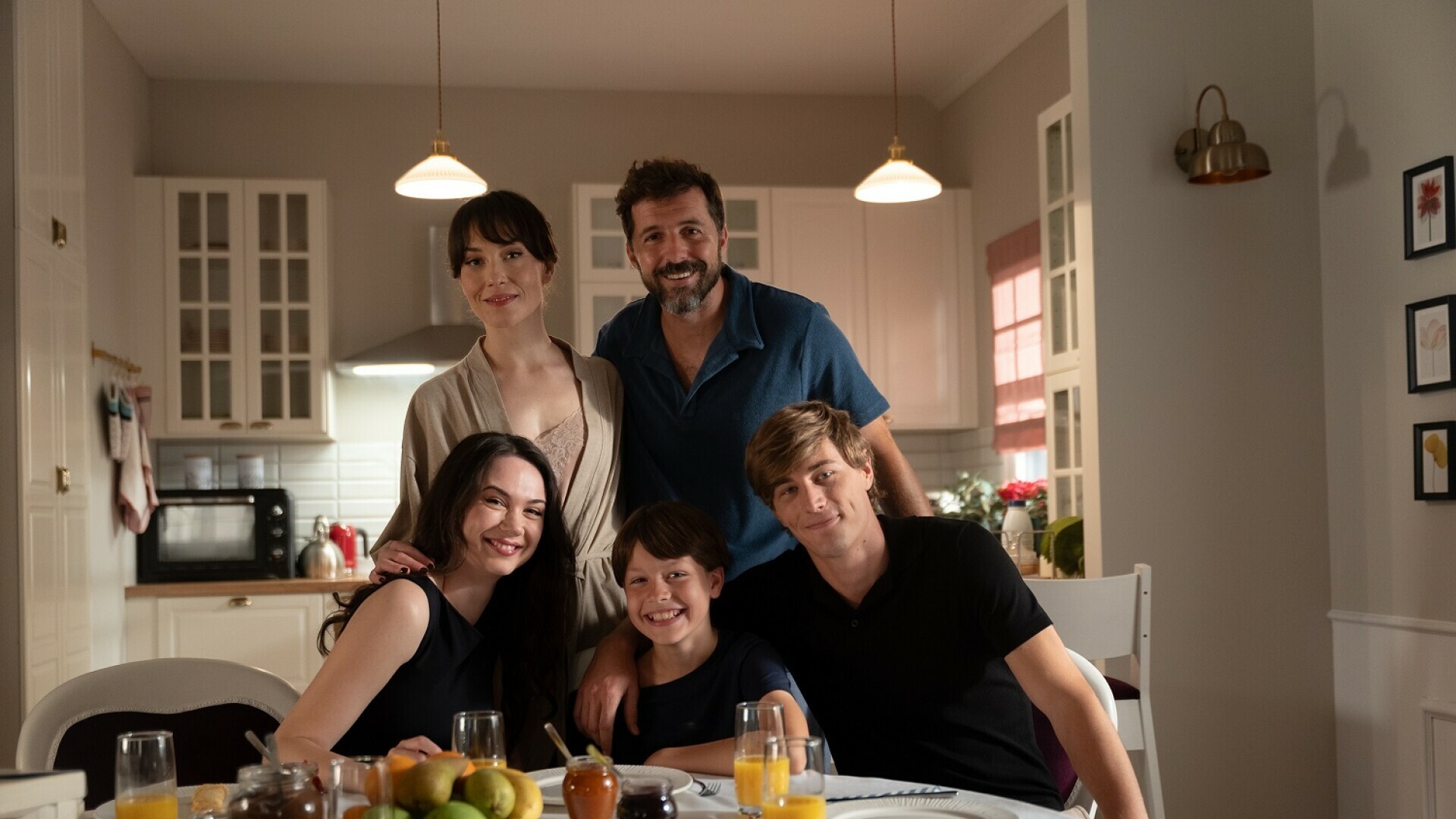 Krenulo je snimanje nove serije Nove TV, vrata seta glumci su ...