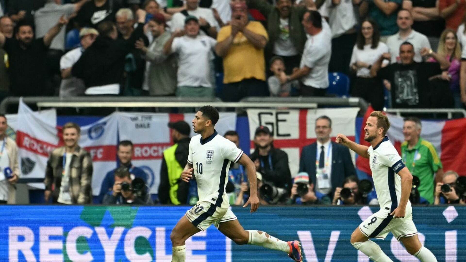FOTO Na utakmici Engleske osvanula zabranjena zastava zbog koje je UEFA ...