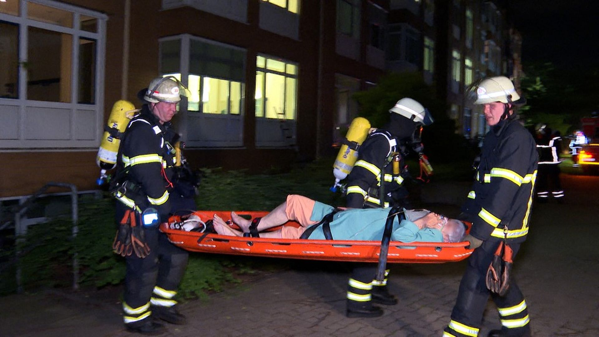 Poginule tri osobe: Buknuo požar u bolnici na sjeveru Njemačke, ljude izvlačili kroz prozor