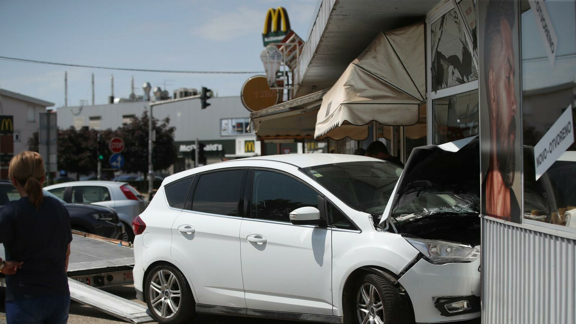 FOTO Automobilom uletio u kiosk za izradu ključeva: "Čuo sam prasak, kao eksplozija"