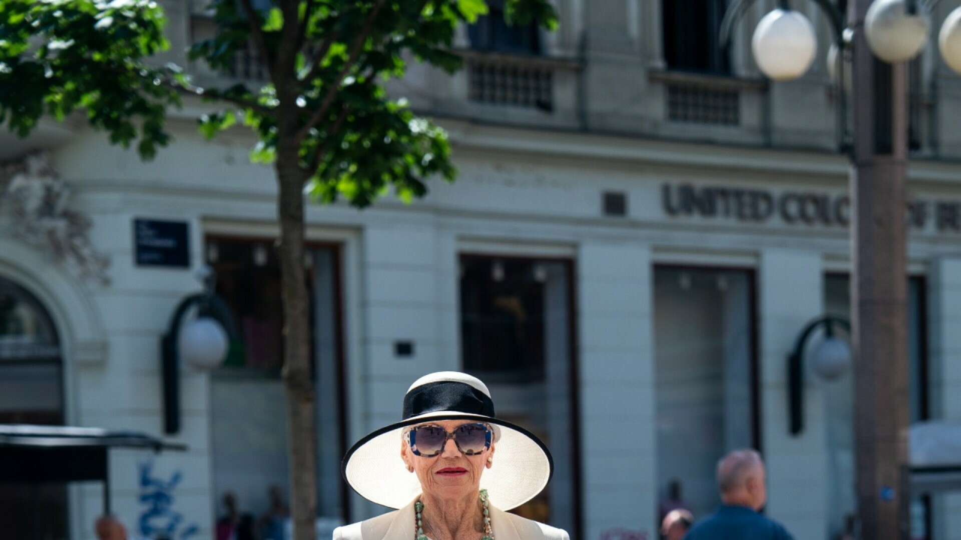 "Nena, znaš li ti da Audrey Hepburn ima isti kaput kao i ti ...