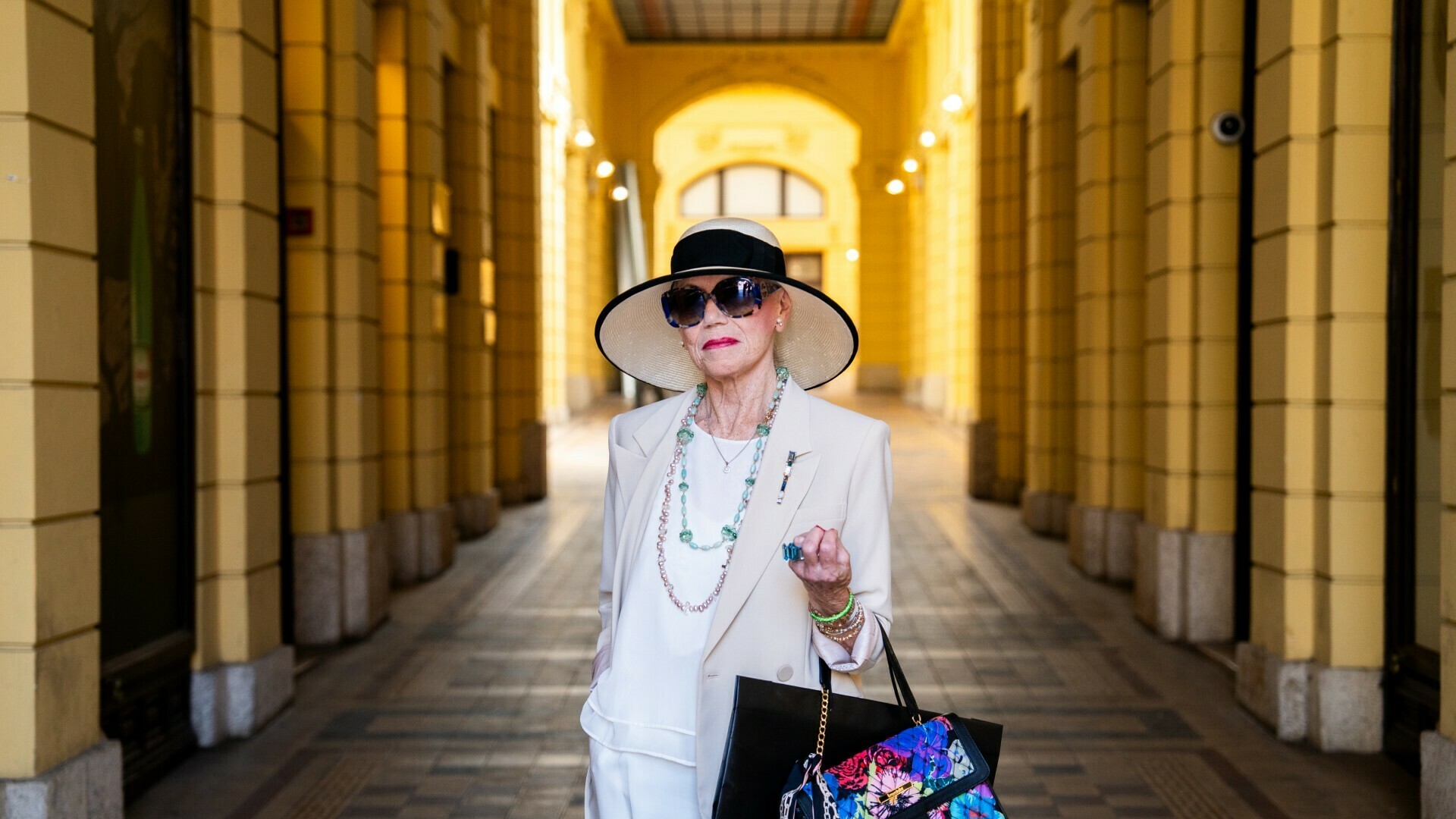 "Nena, znaš li ti da Audrey Hepburn ima isti kaput kao i ti ...