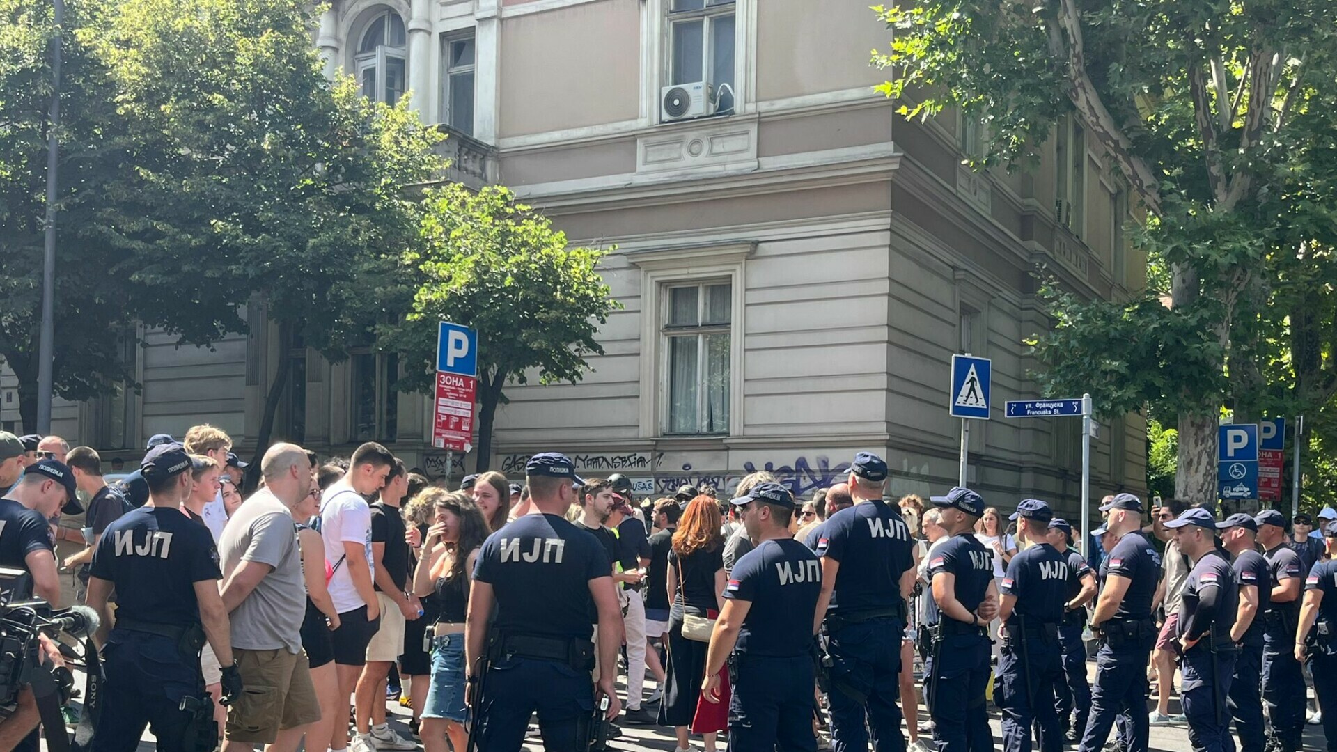 U Srbiji blokade u više od 20 gradova: Uhićenja u Zemunu, policija potiskuje prosvjednike u Beogradu