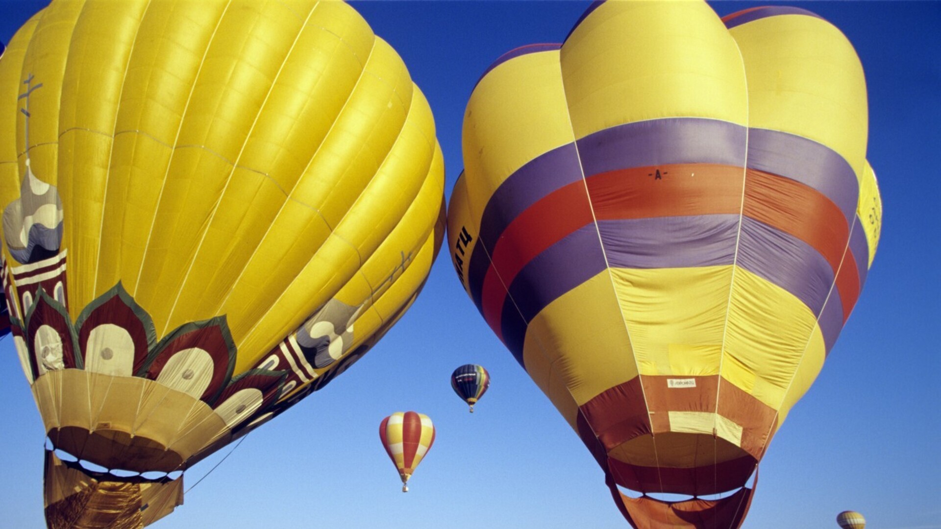 Zašto svi pjevaju sjela baba u balon i koja je caka?