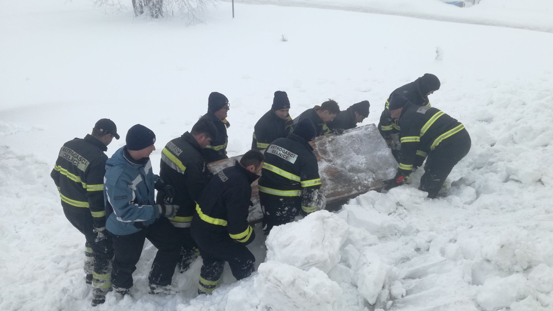Delnice: S krova u Domu za stare i nemoćne počeli padati snijeg i led ...
