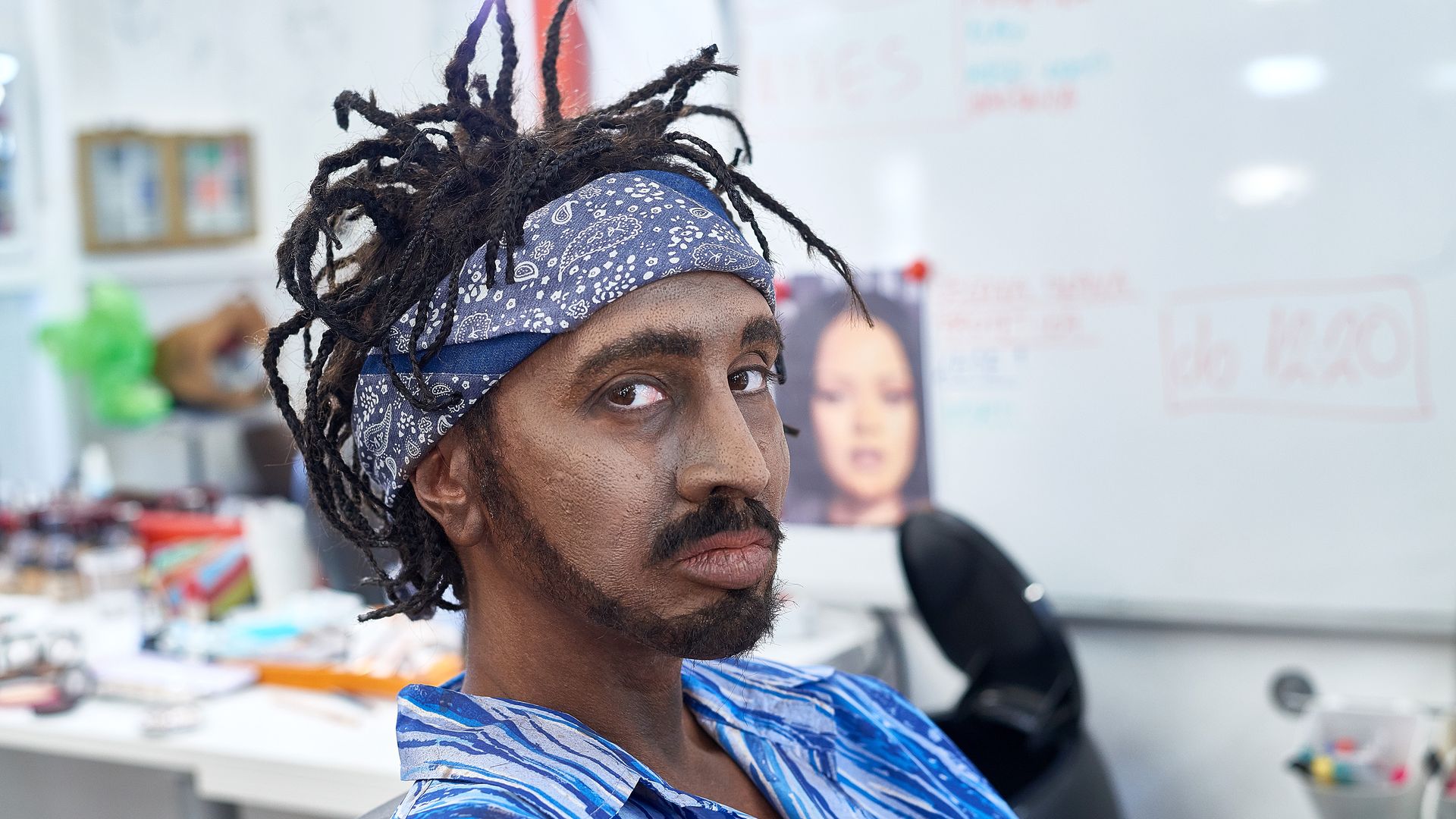 Iza ove maske krije se jedna od najseksi Hrvatica, glumica i pjevačica ...