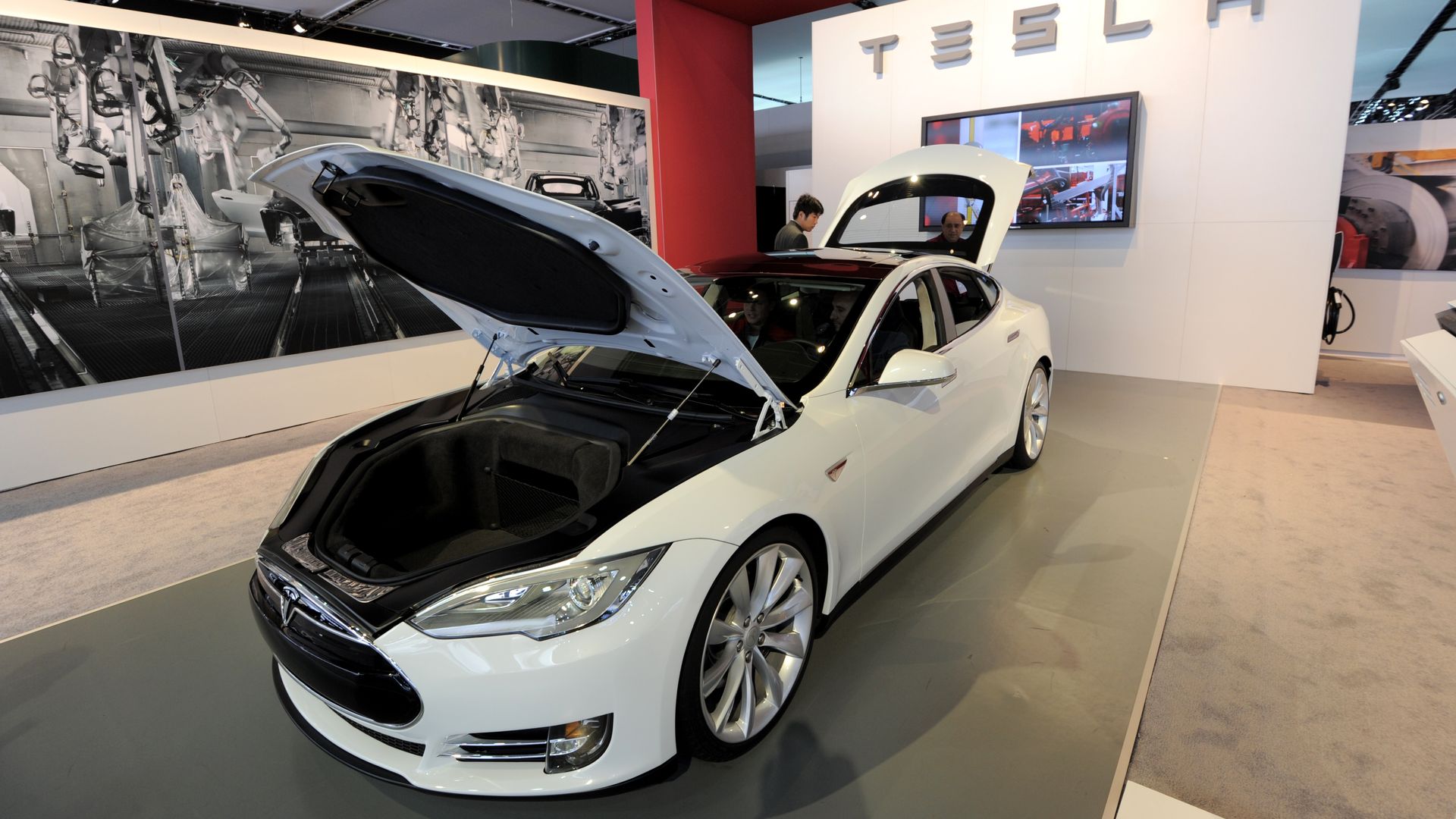 Tesla povlači 123.000 vozila zbog greške