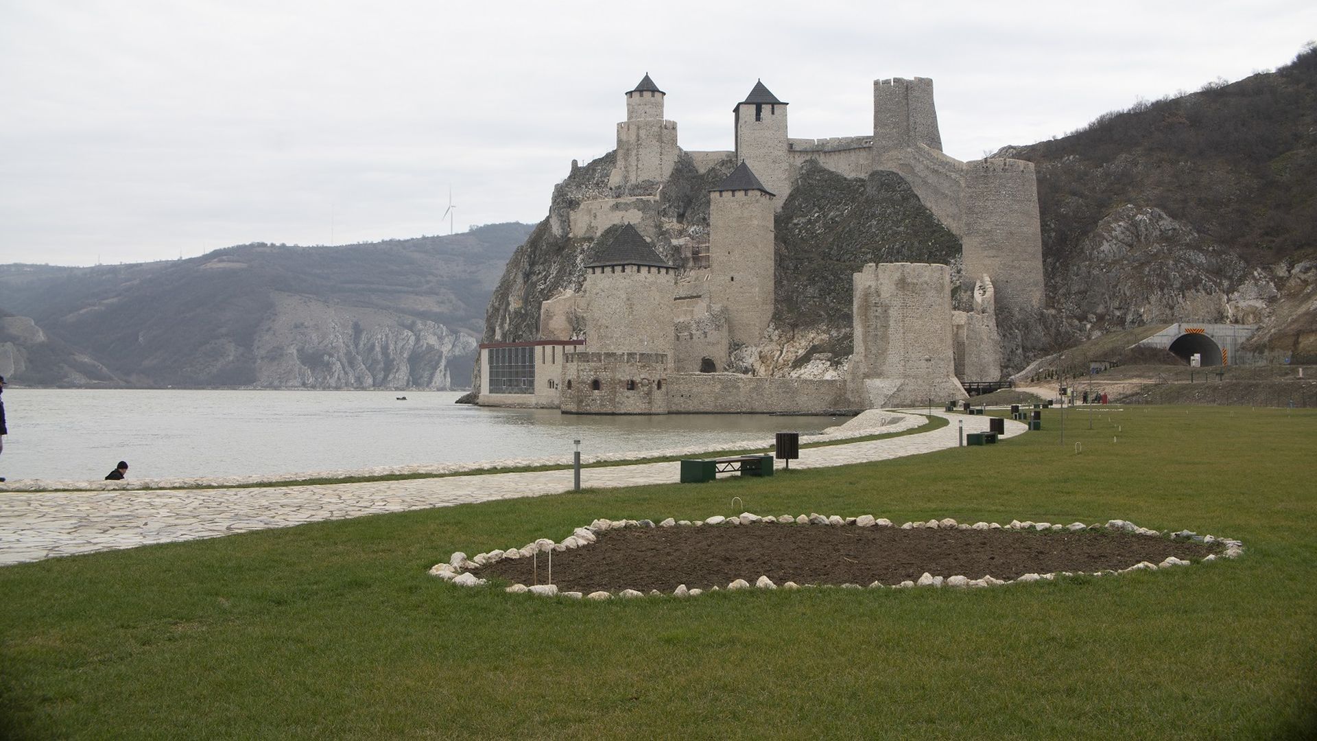 Golubački grad: Veličanstvena neosvojiva tvrđava s koje se pruža ...
