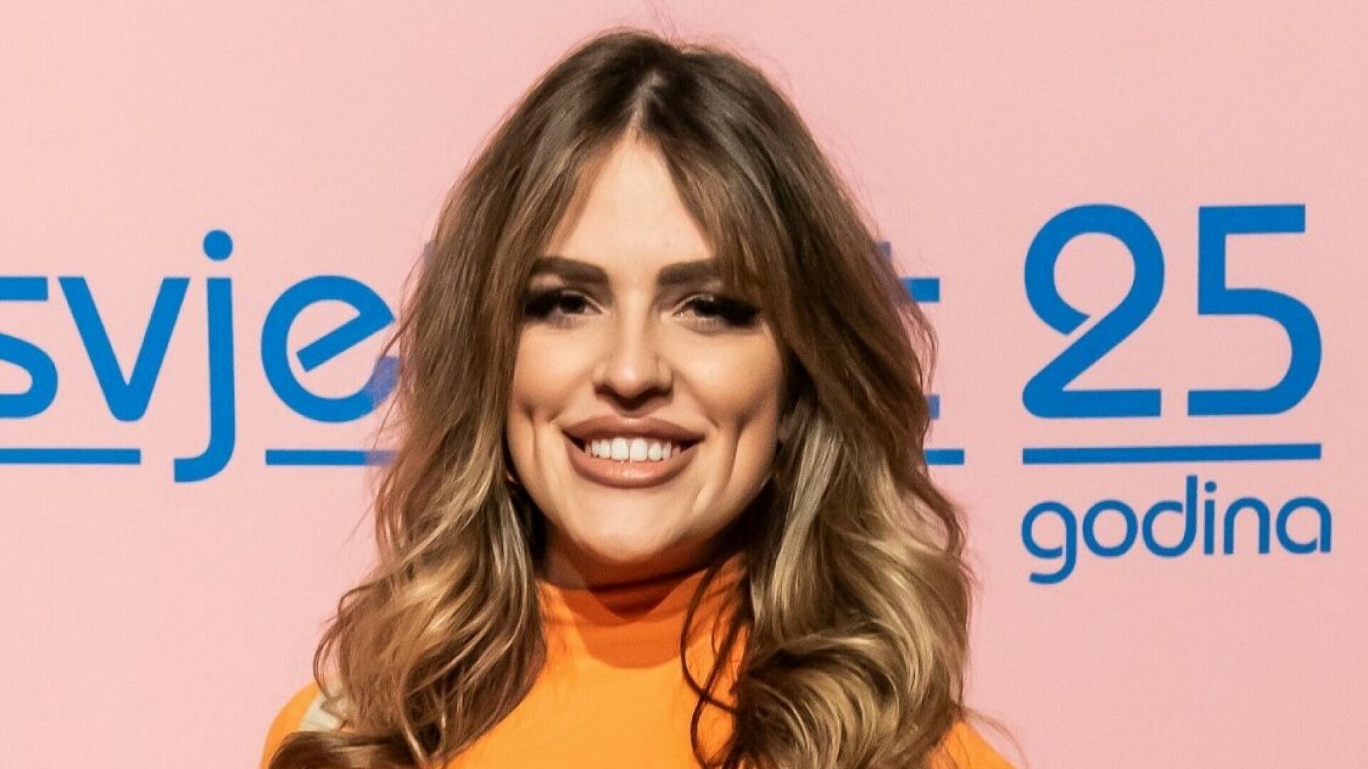 Atraktivna pjevačica Colonije u pripijenoj haljinici s hrabrim prorezom istaknula je baš sve ...