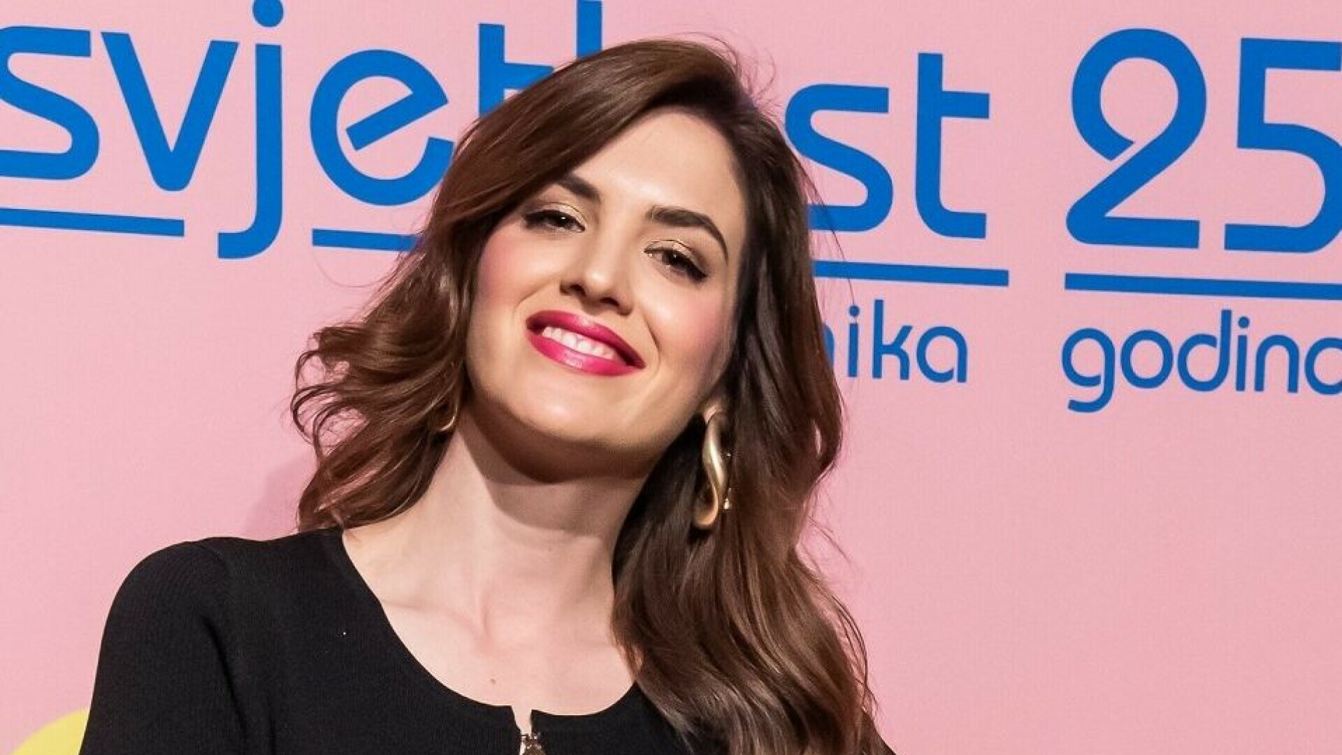 Naša mlada redateljica u rastvorenoj bluzi pokazala više od očekivanog ...