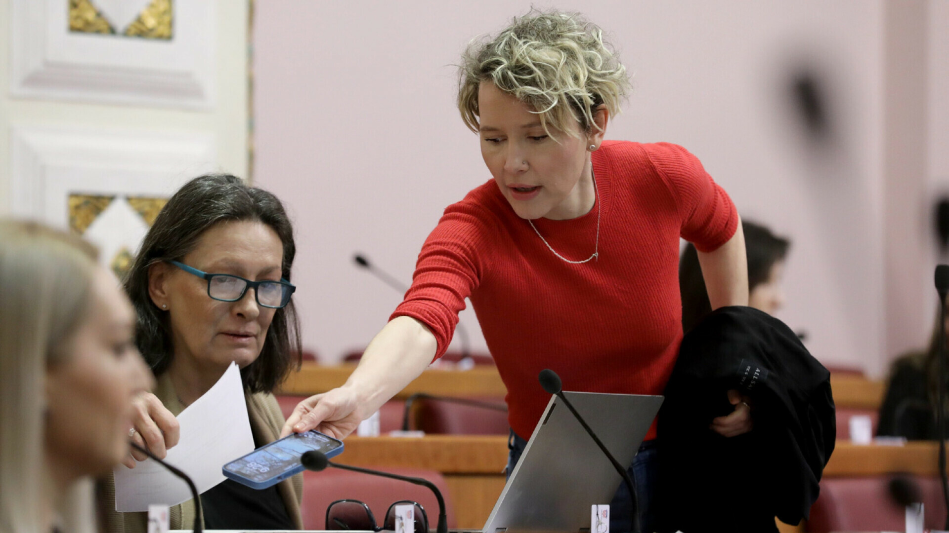 Supruga Mile Kekina iznenadila odjevnom kombinacijom kakva se u Saboru ne viđa često!