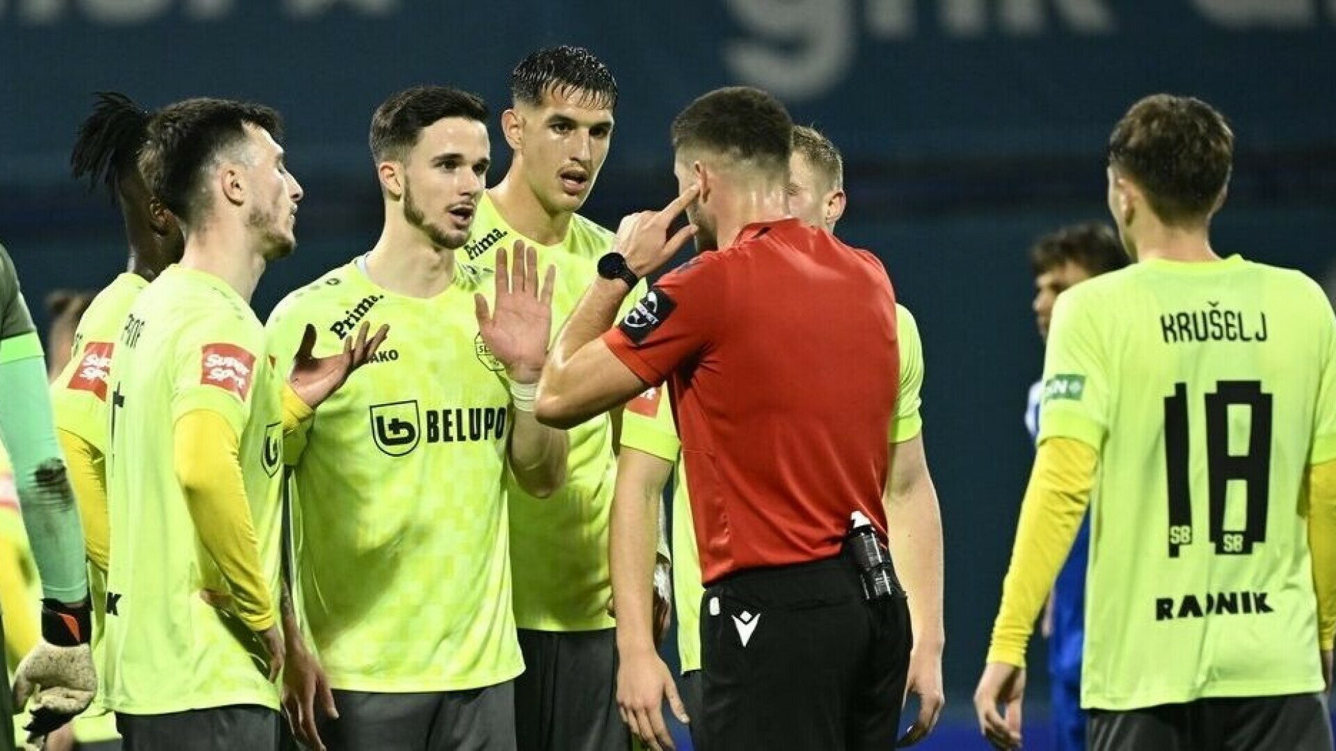 FOTO Kolarić pokazao na bijelu točku, Bebek i Pajić imali težak posao u ...