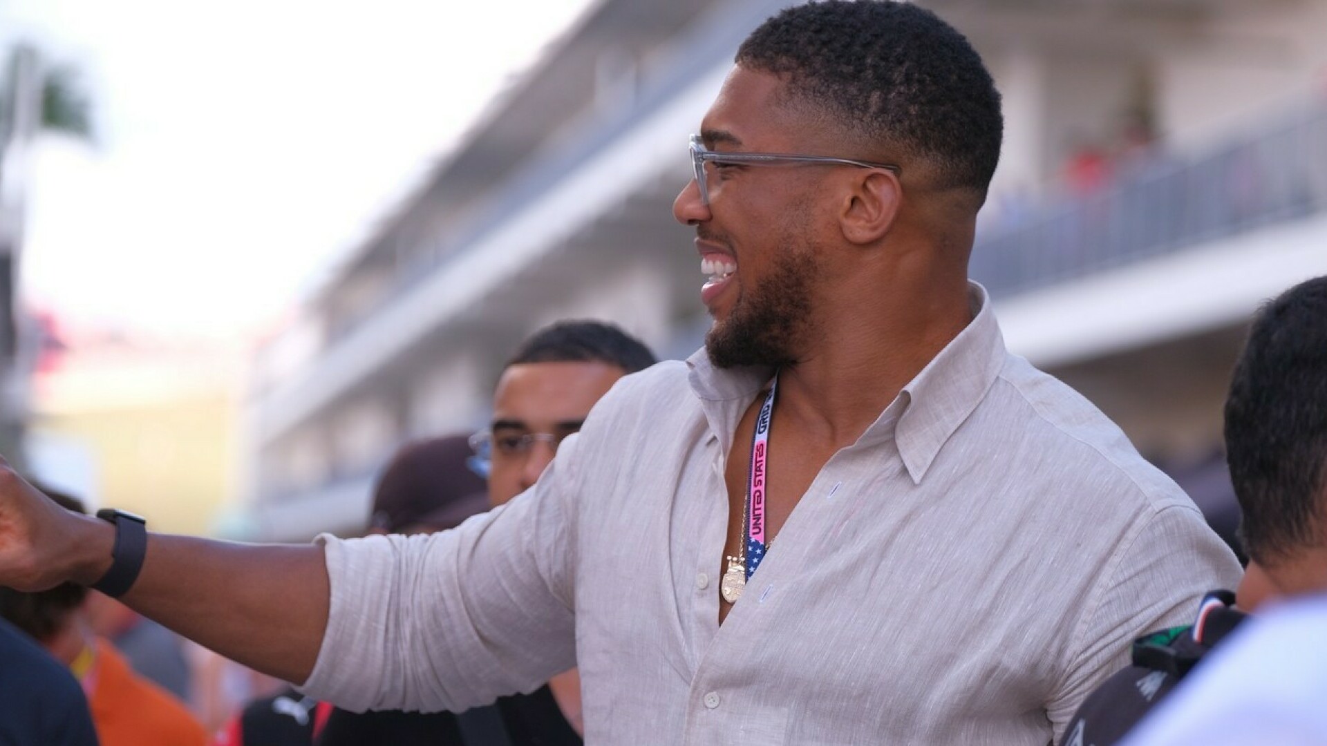 Joshua ima 200 milijuna funti na računu, a život mu je besplatan: Vozi ...