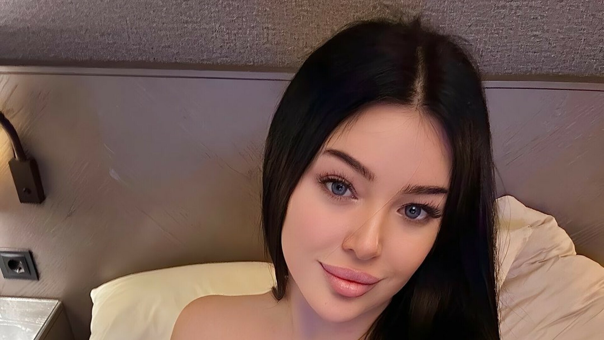 Slavonka o čijim bujnim oblinama pišu svjetski mediji pokazala pitona koji joj gmiže po dnevnoj sobi