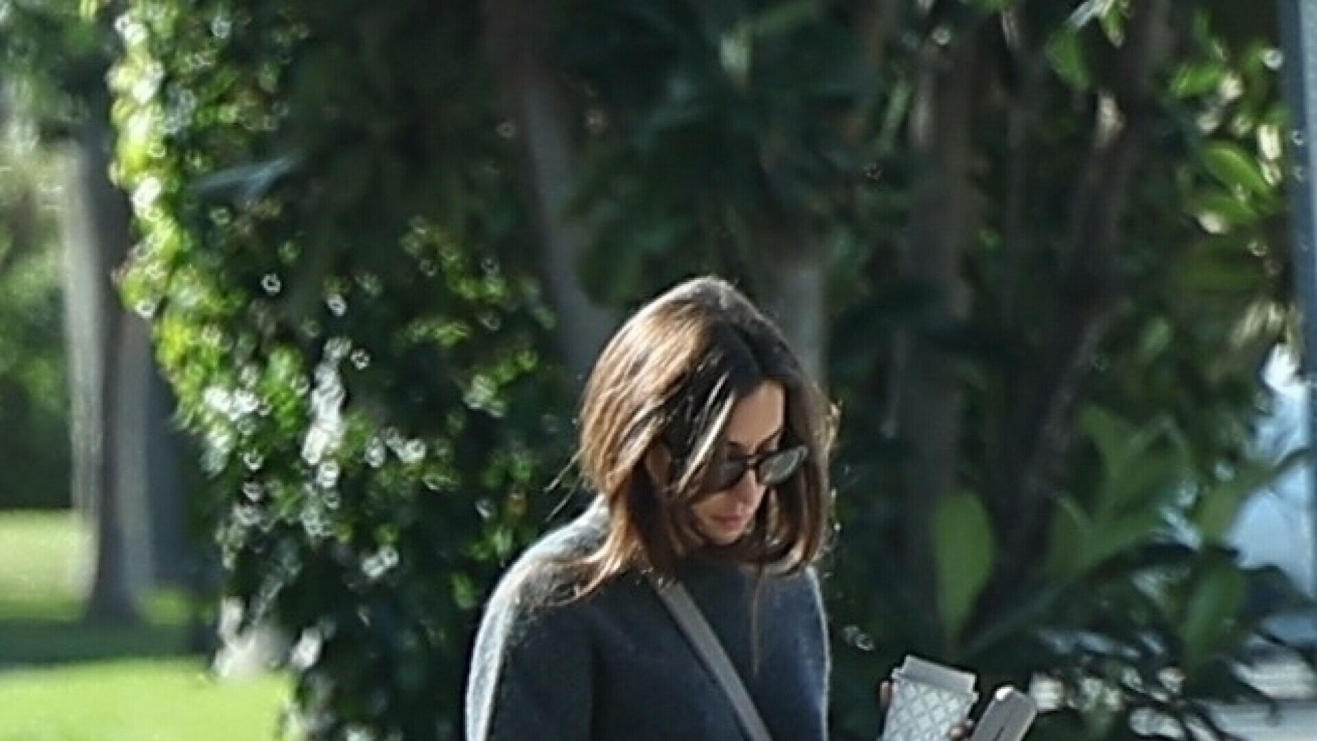 Brad Pitt s 30 godina mlađom djevojkom uhvaćen na plaži, u opuštenom ...