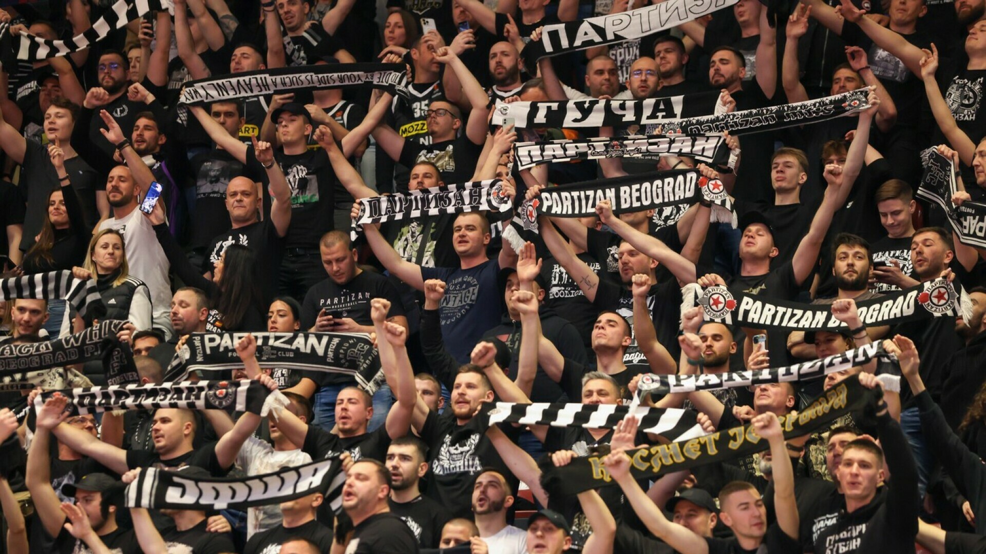 Huliganski napad u Srbiji šokirao očevidce: Grobare napali metalnim ...