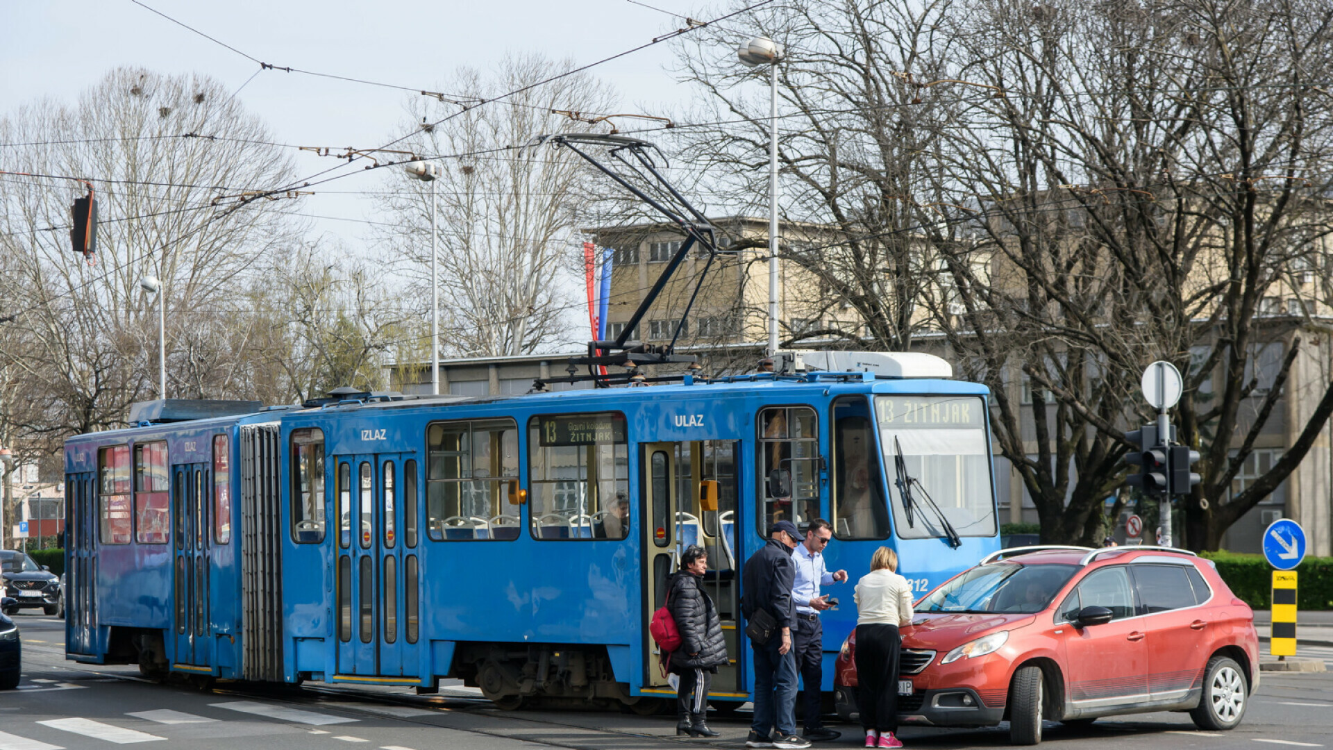 FOTO Nesreća u Zagrebu: Tramvaj naletio na automobil u zavoju