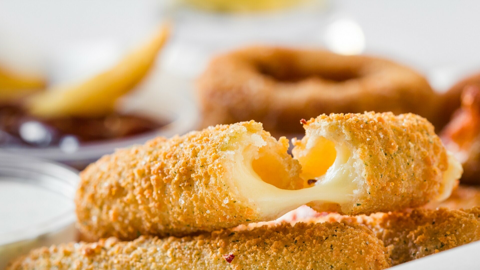 Hrskava korica, a unutrašnjost se "razlijeva": Trik za savršeni pohani sir