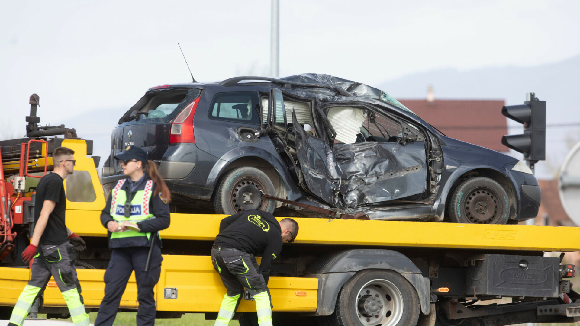 FOTO Stravični prizori s mjesta pogibije motociklista: Automobil završio na krovu