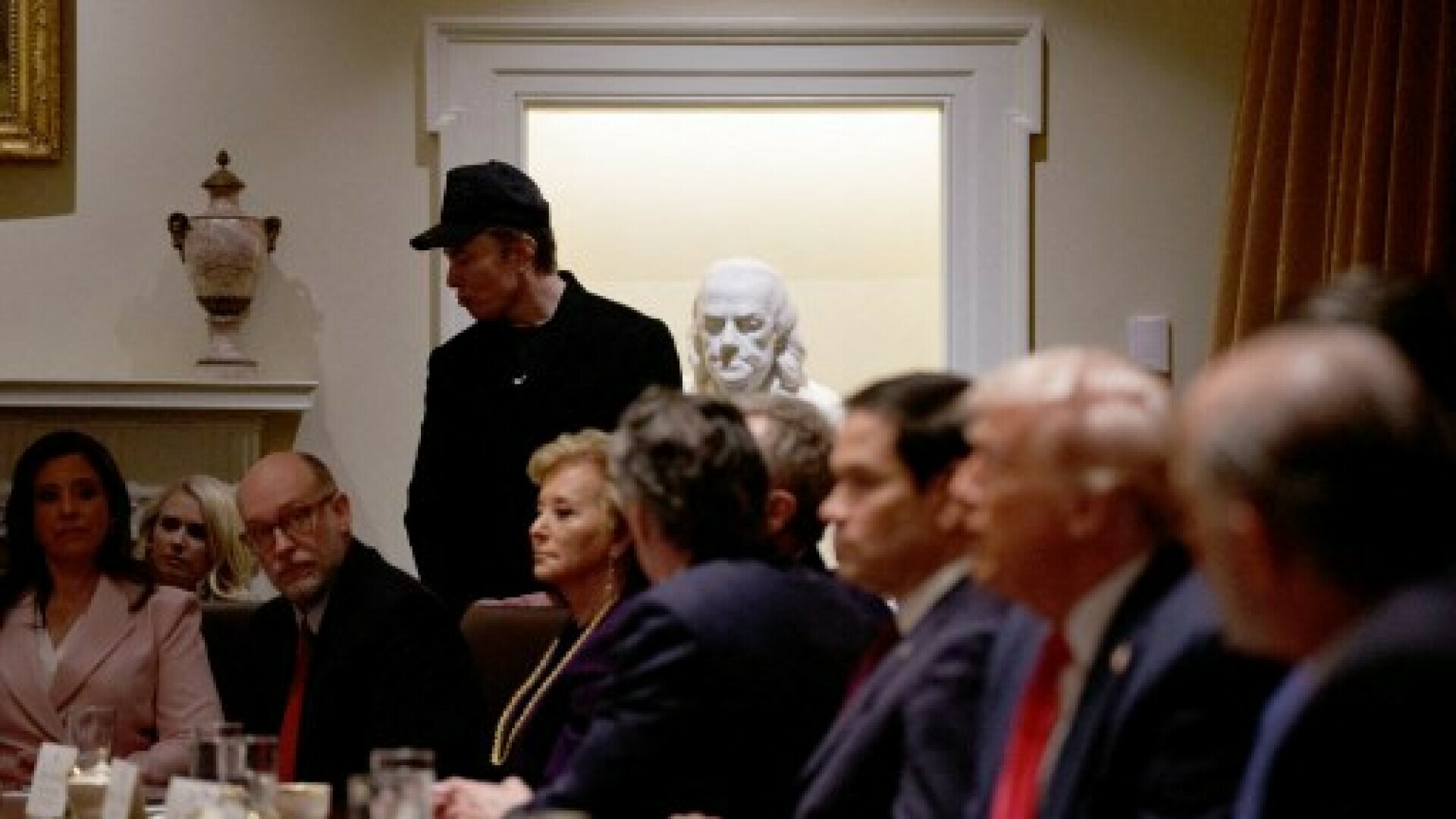 Razbjesnio je novinare i Trumpova pitbula jer nije došao u odijelu, a pogledajte kako Musk ...