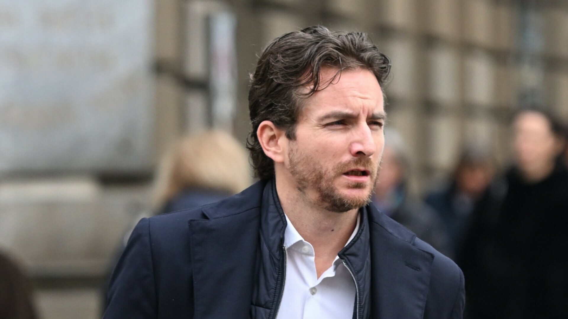 Klasična elegancija sa špice dokazuje da je teško ne okrenuti se za ...