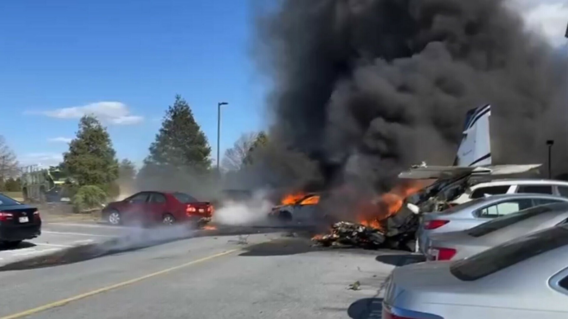 VIDEO Mali avion se srušio u naseljeno područje: Jezivi snimci iz ...